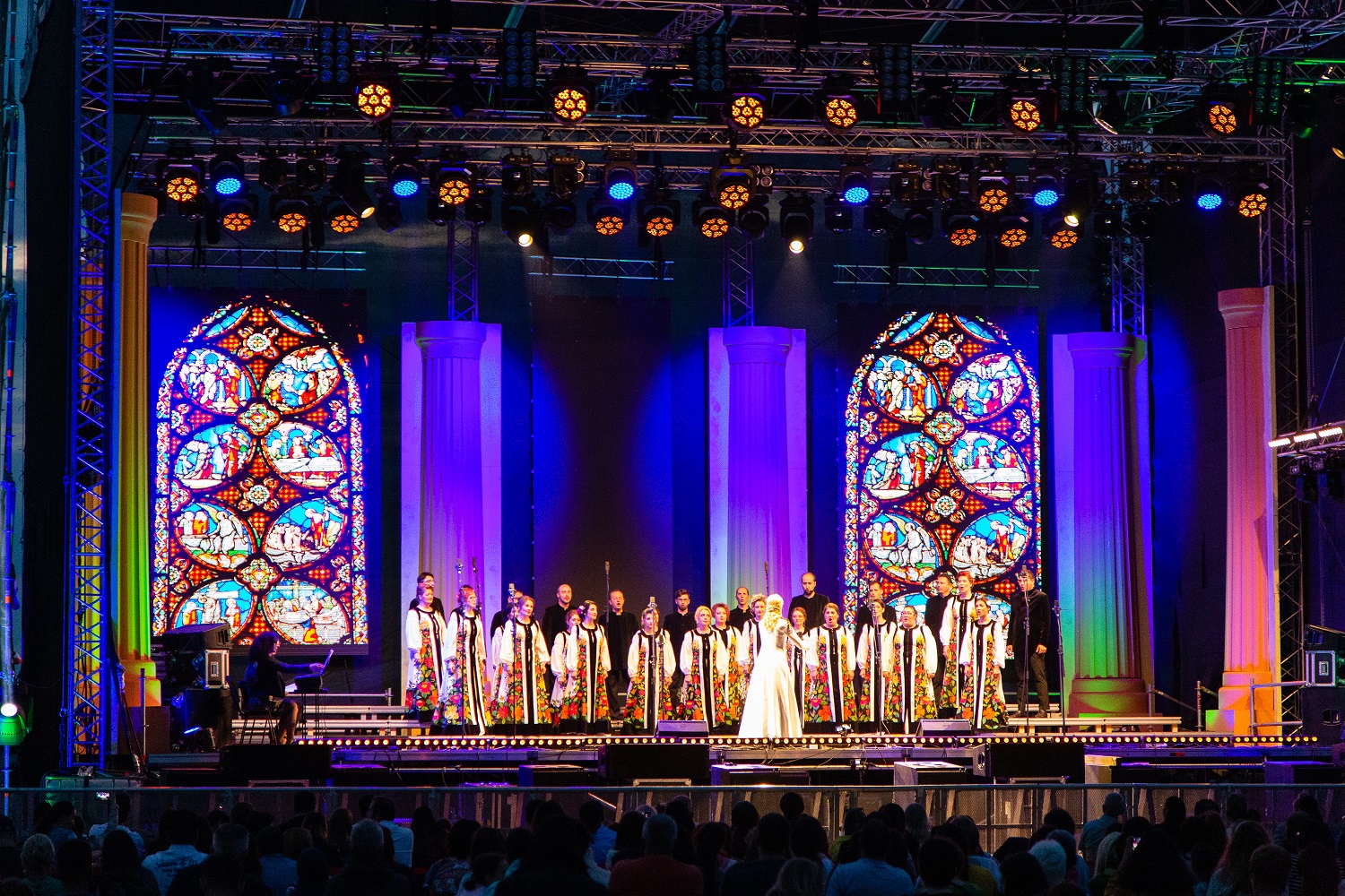 Corul Madrigal anunță reprogramarea primului concert în aer liber ...