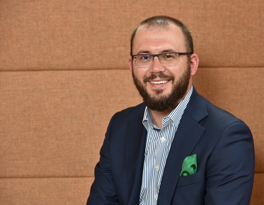 Un antreprenor ajută tinerii să plece la studii în străinătate: De ...