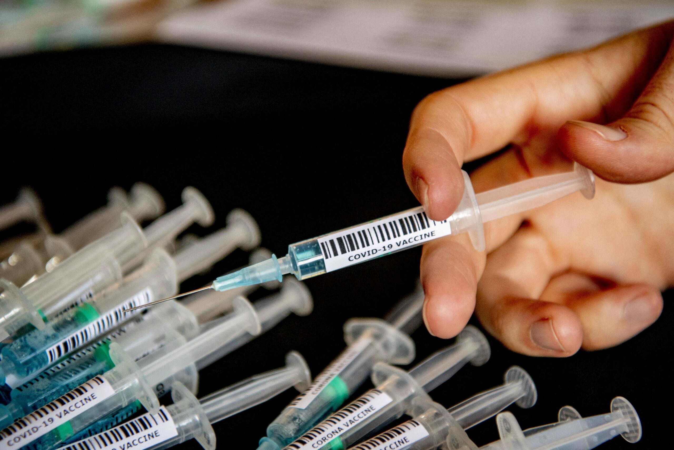 Avem peste 4.000 de cazuri noi de COVID-19, din aproape 28.000 de teste ...