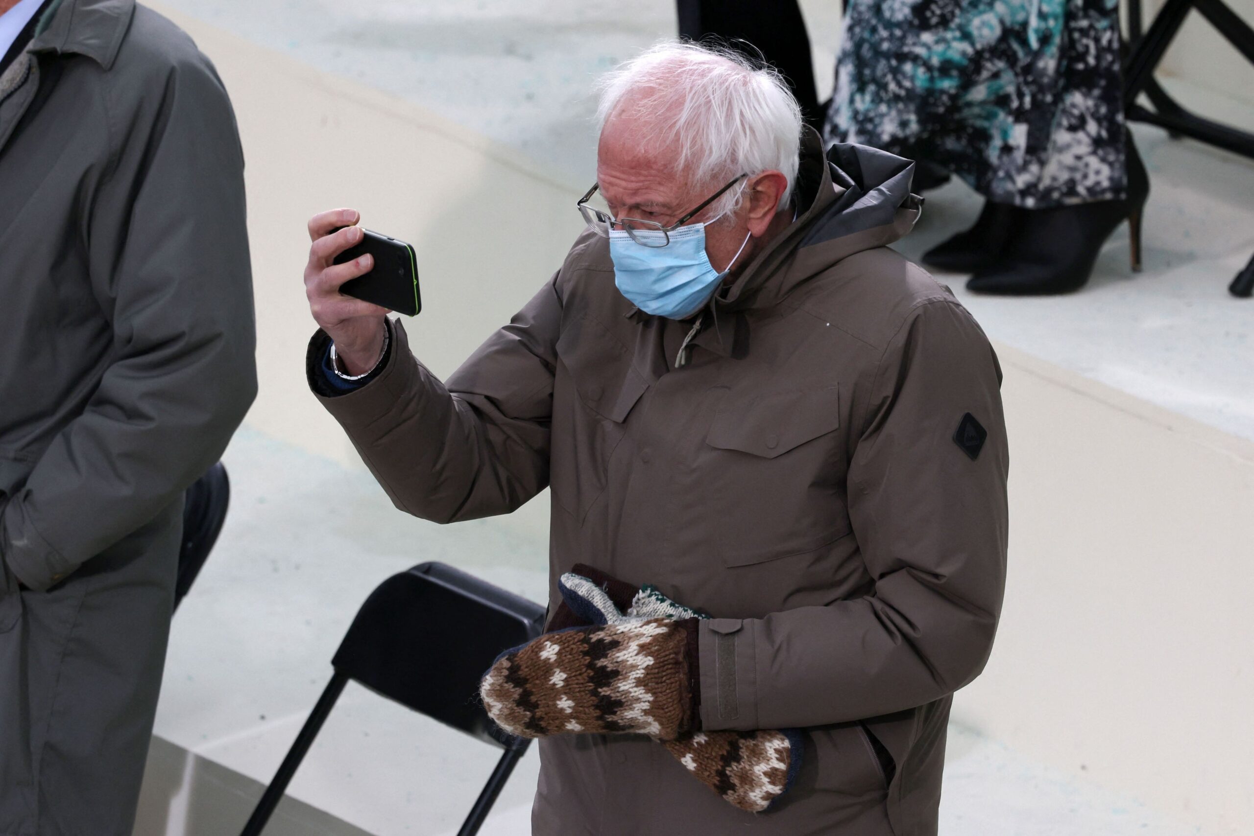 Bernie Sanders e bucuros că fotografia sa devenită viral va strânge ...