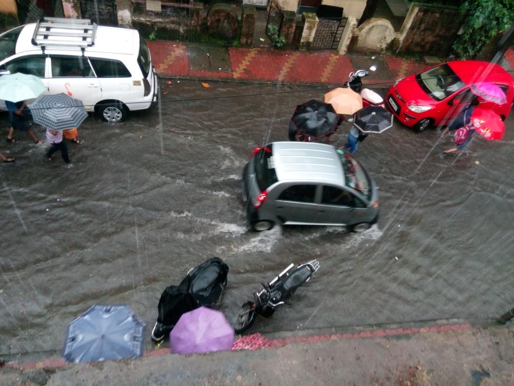 Ploi musonice puternice în India: Un zid s-a prăbușit peste case, cel ...