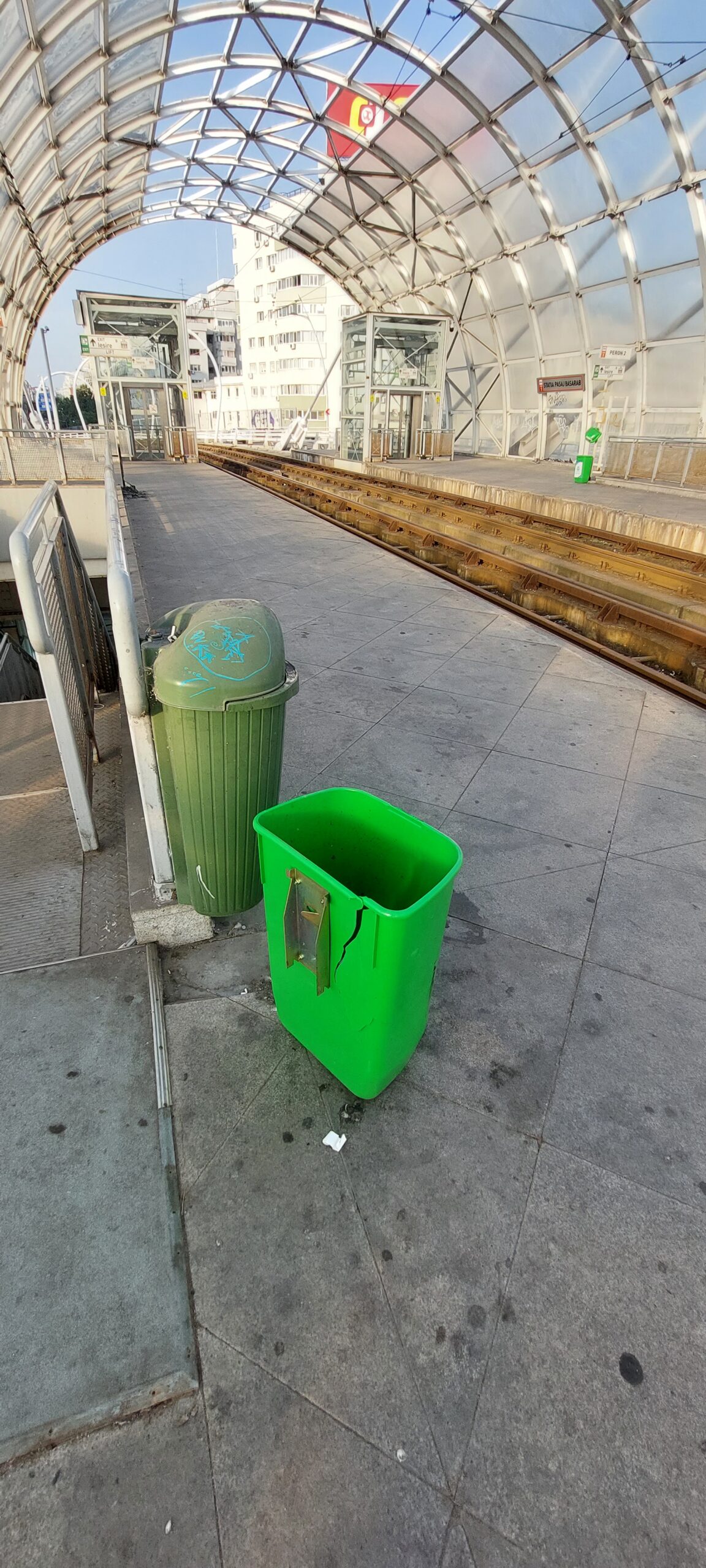 Mizerie cruntă şi mirosuri fetide într-un punct intens circulat din ...