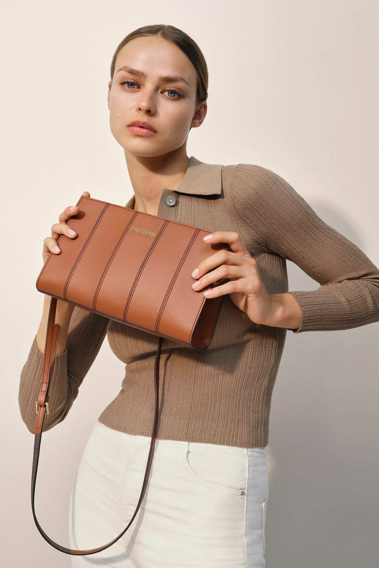 Cu ce să porți o geantă tip poștaș? - spotmedia.ro