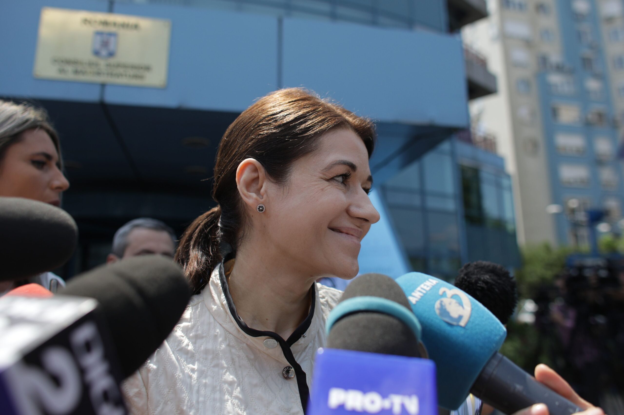 Șefa Înaltei Curţi a primit daune de zece ori mai mici decât a cerut în ...