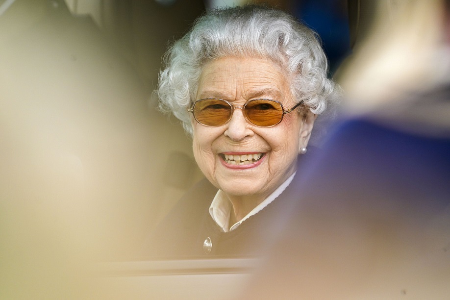 Apariție surpriză a Reginei Elisabeta: A inaugurat linia de metrou care ...