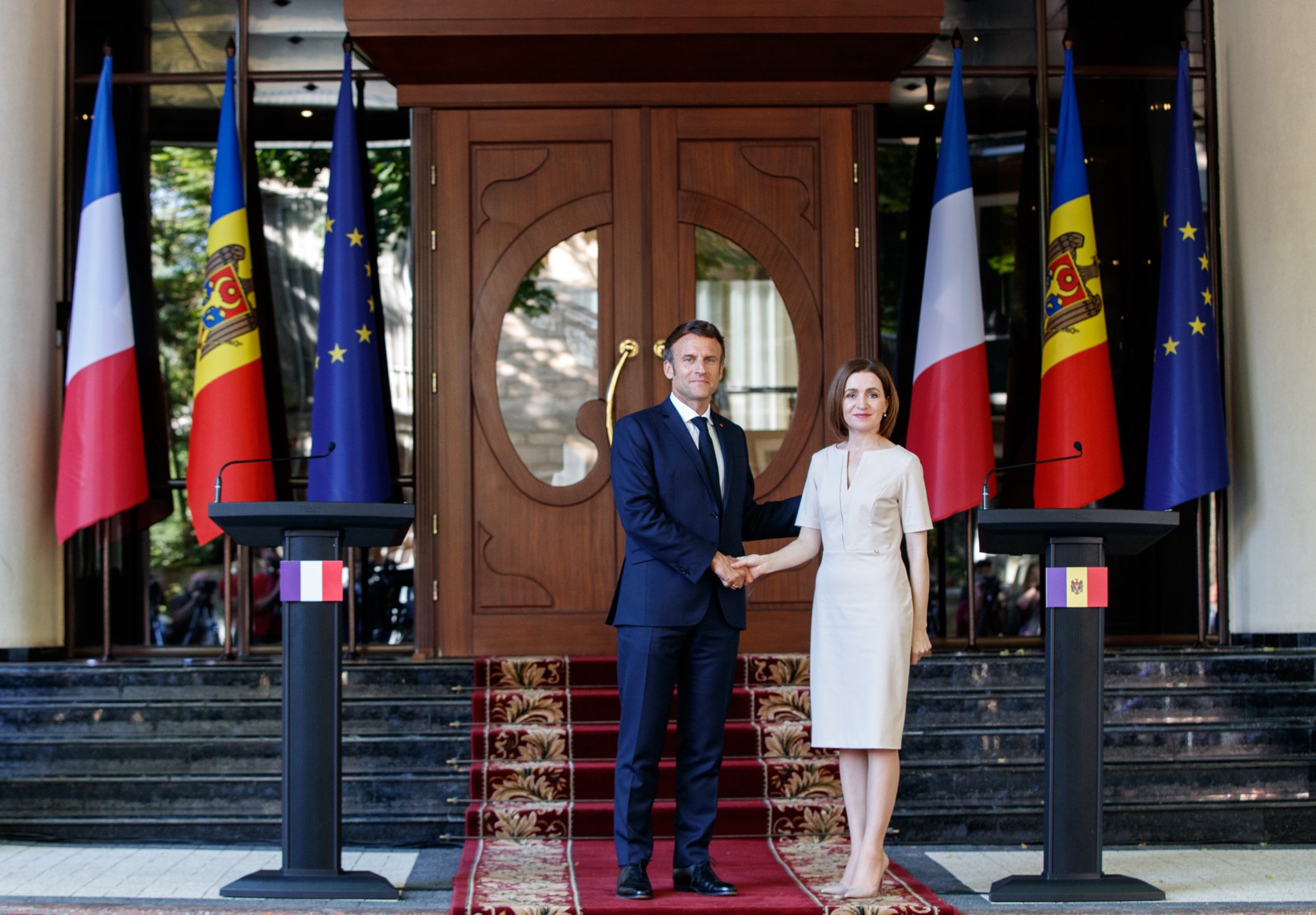 Macron anunță 100 milioane de euro pentru Moldova. Maia Sandu se plânge ...