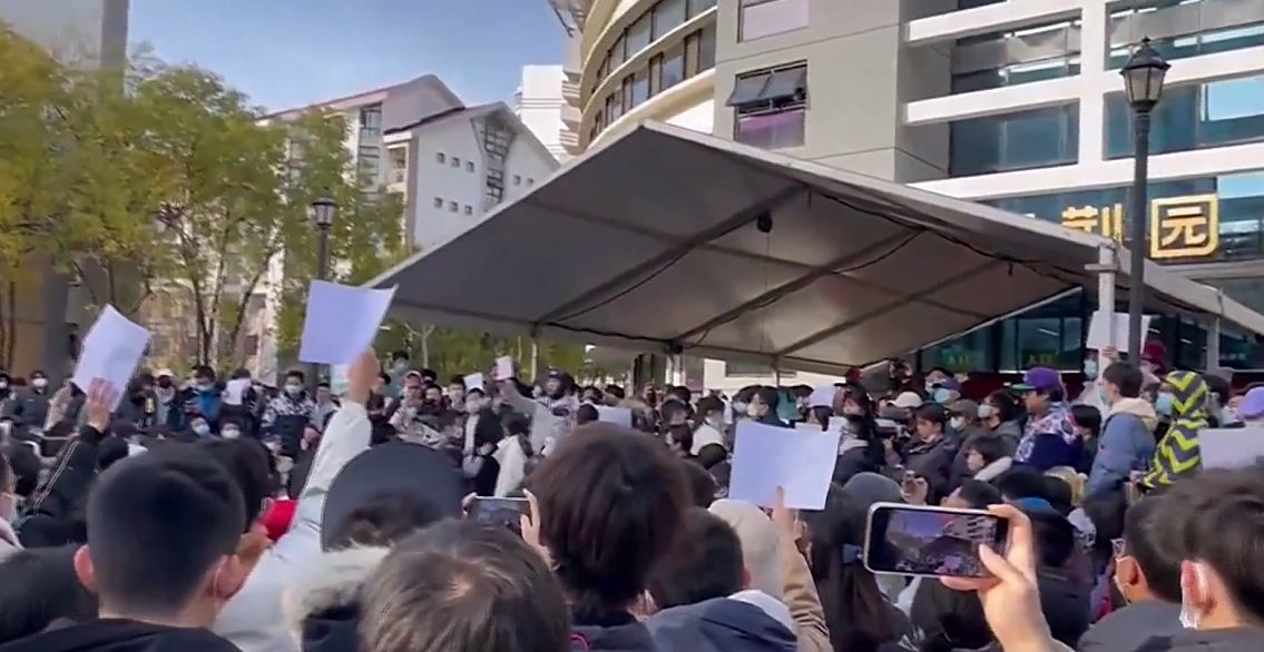 Manifestațiile din China au ajuns la Beijing. Foile albe de hârtie ...