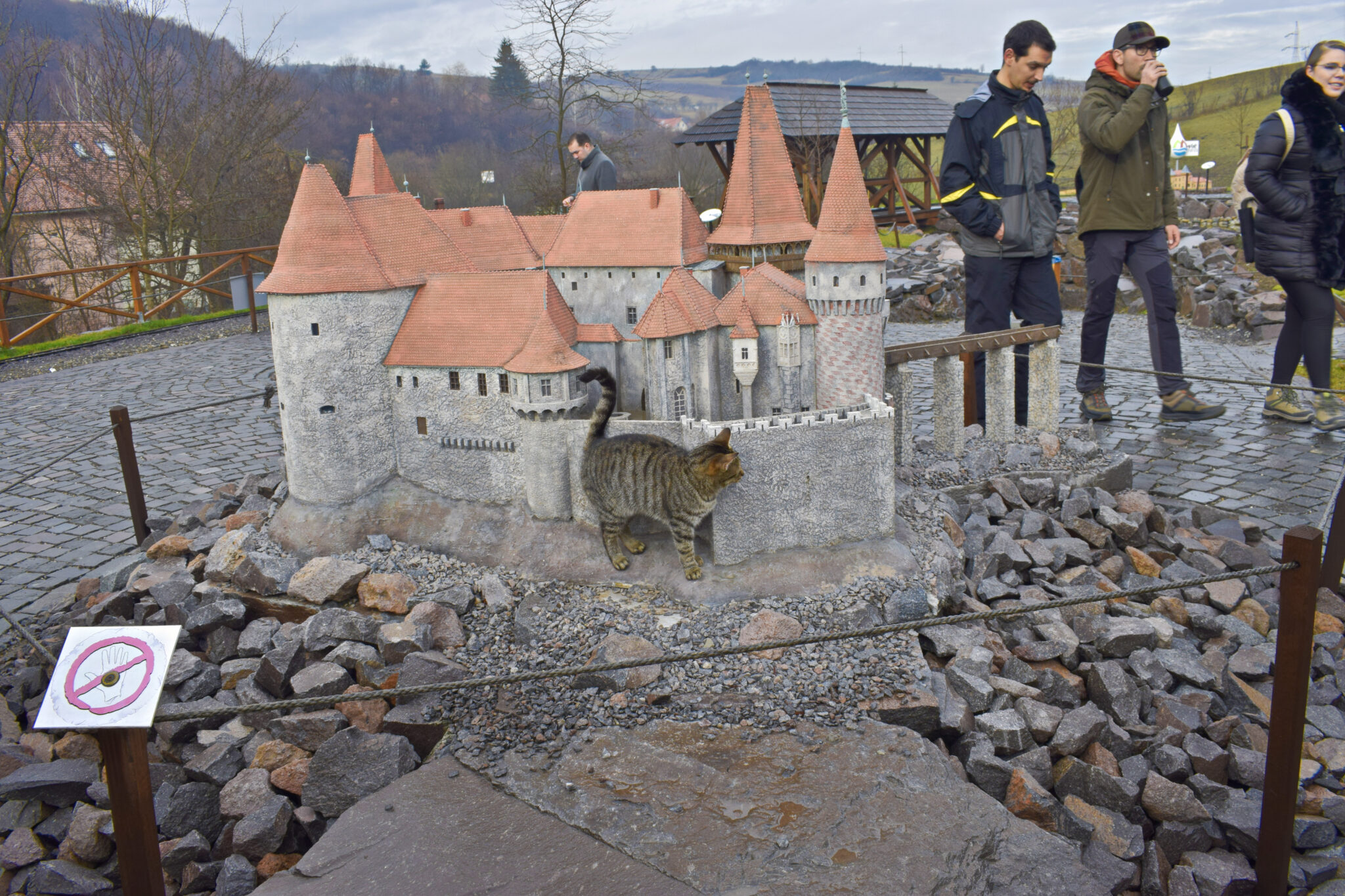 Mini Transilvania, o destinație nouă de vacanță, cu castele, mocăniță ...