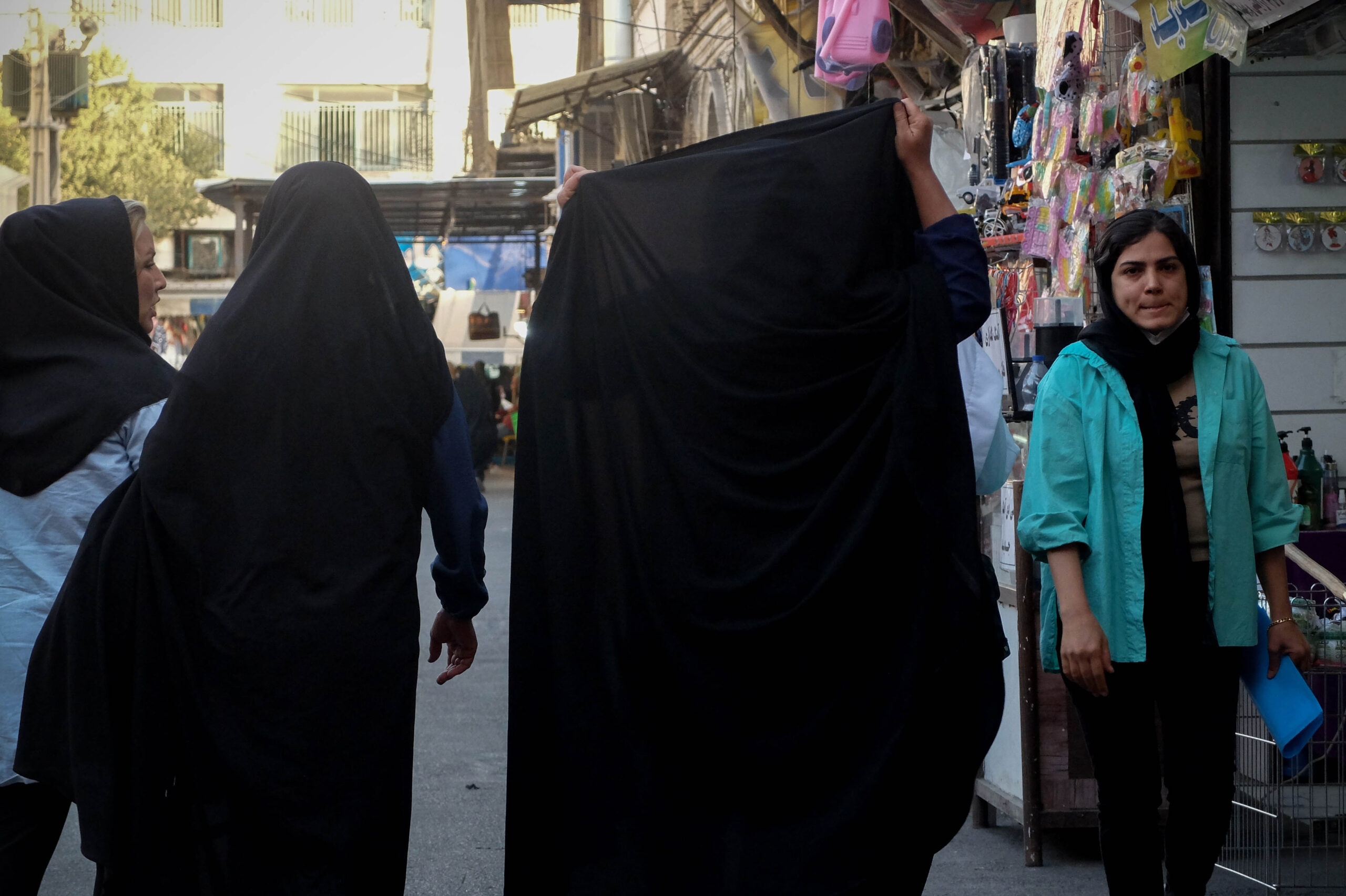 Iran: Femeile care nu poartă văl vor fi trimise la „tratament" în ...