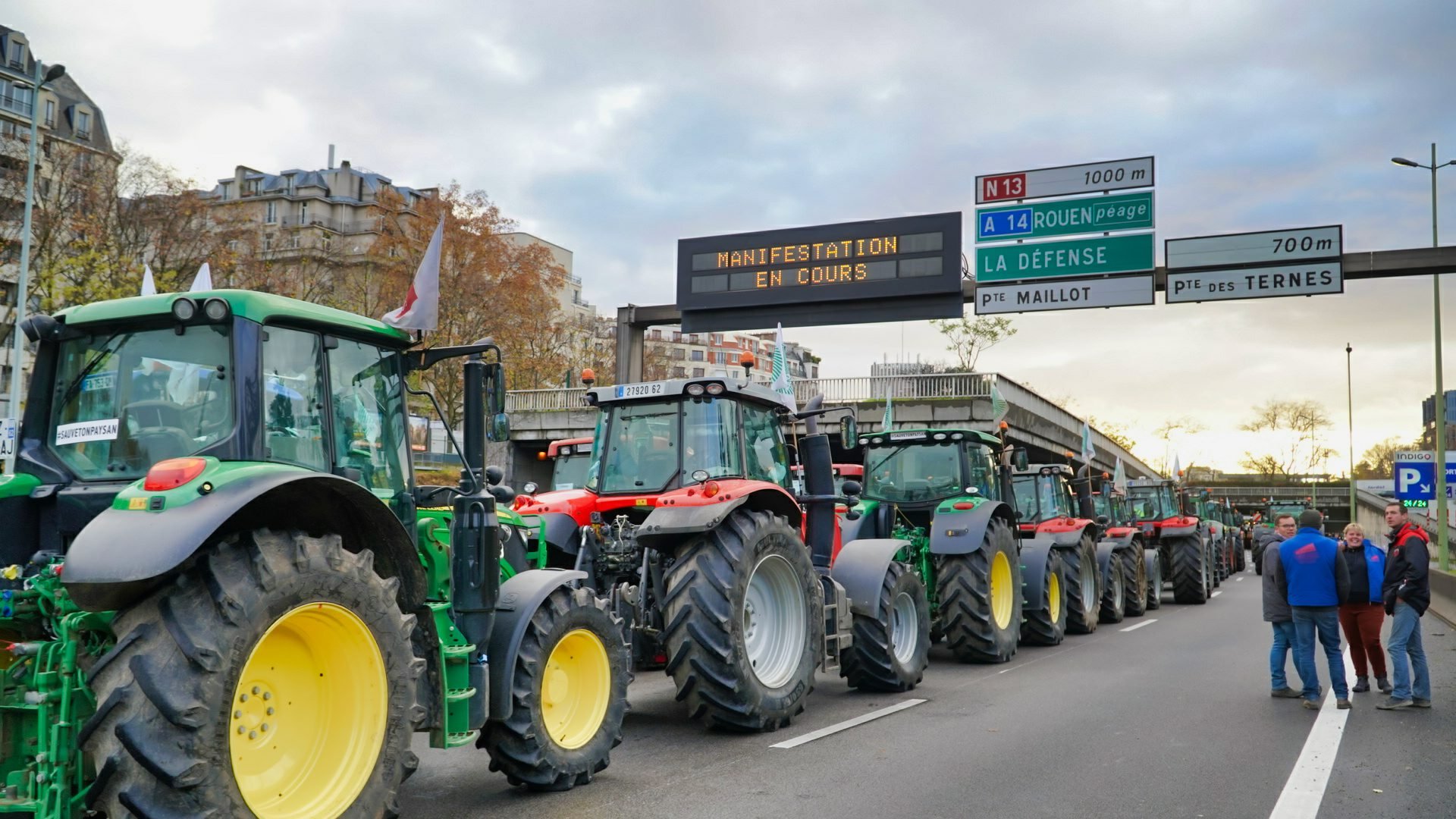 Imagini impresionante din Parisul blocat de tractoare (Video ...