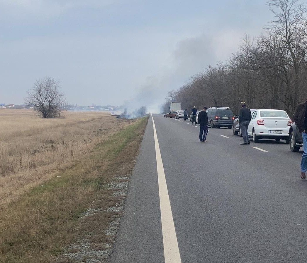 Un incendiu a blocat un drum național. Șoferii sunt puși să ocolească ...