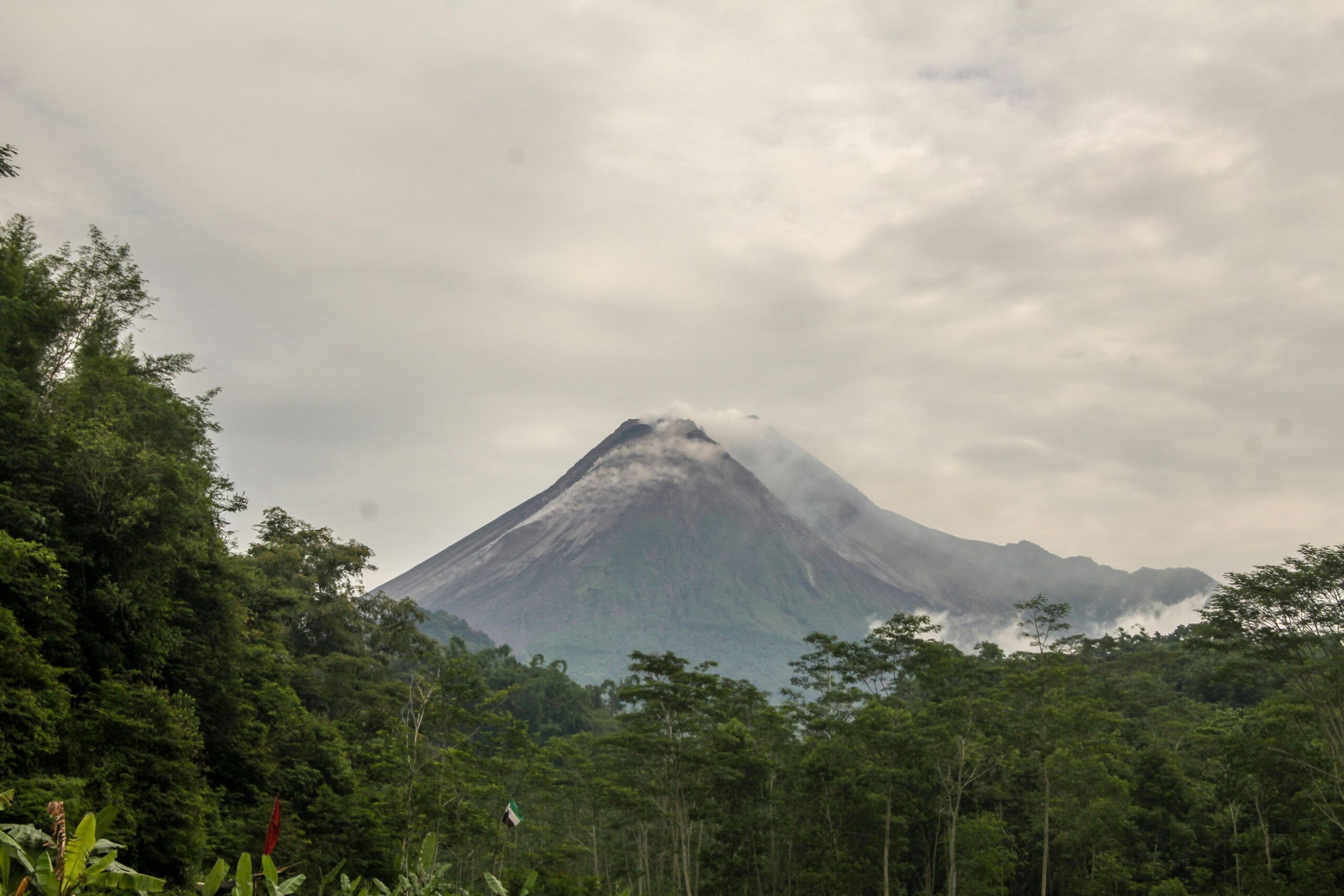 Vulcanul Merapi din Indonezia a erupt din nou, acoperind satele din jur ...