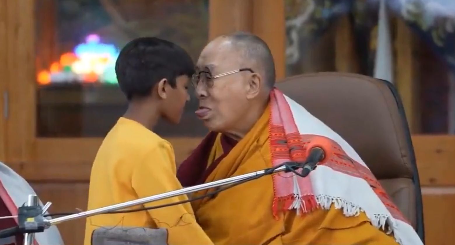 Dalai Lama cere iertare după ce a pupat pe gură un copil și i-a cerut ...