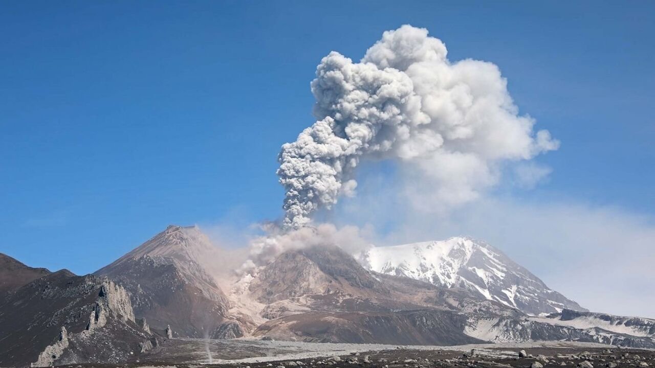 Erupție puternică a unui vulcan din Rusia: Coloana de fum s-a ridicat ...