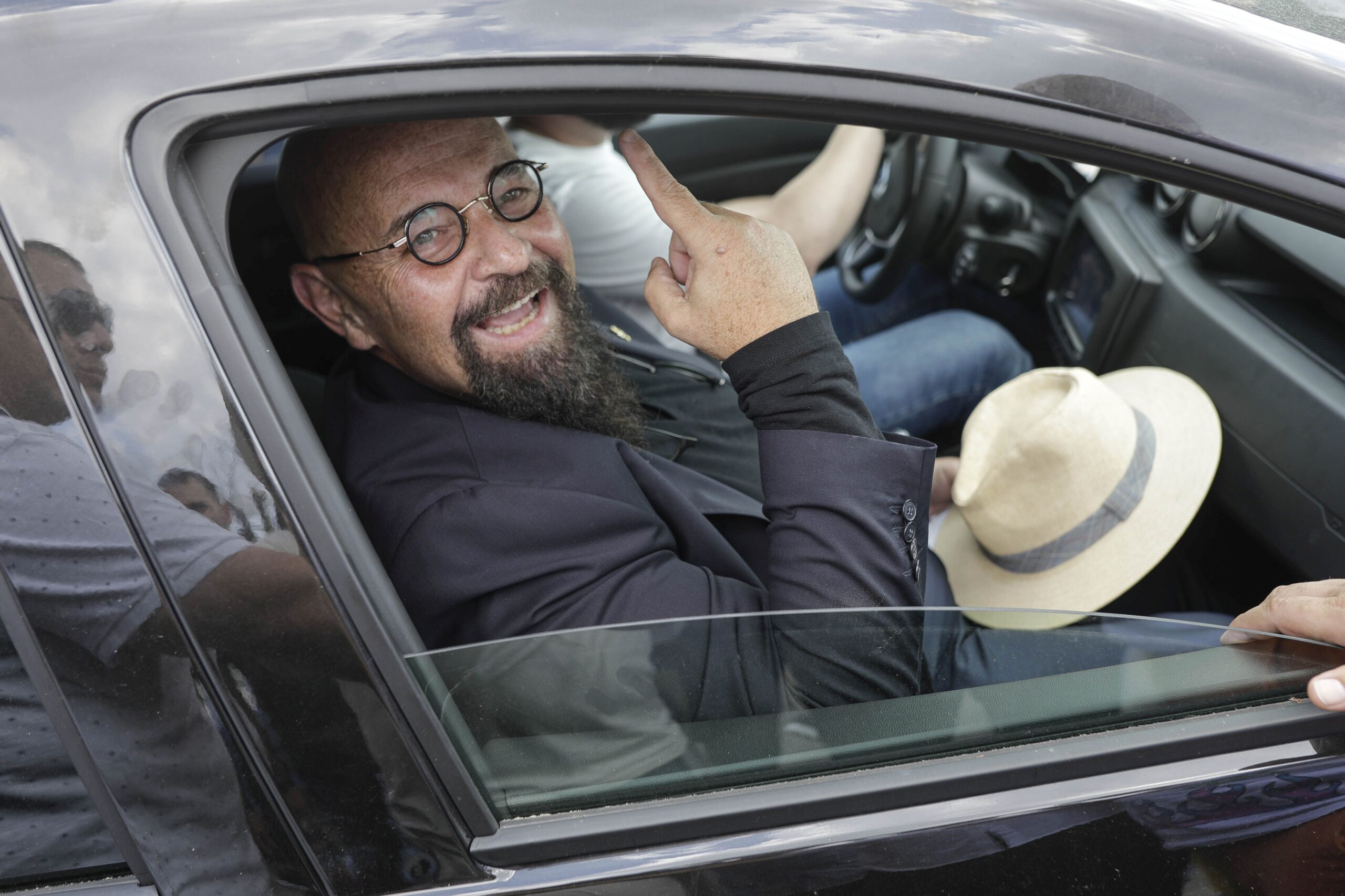 Nicușor Dan prezintă un sondaj în care Piedone e cotat cu peste 40% ...