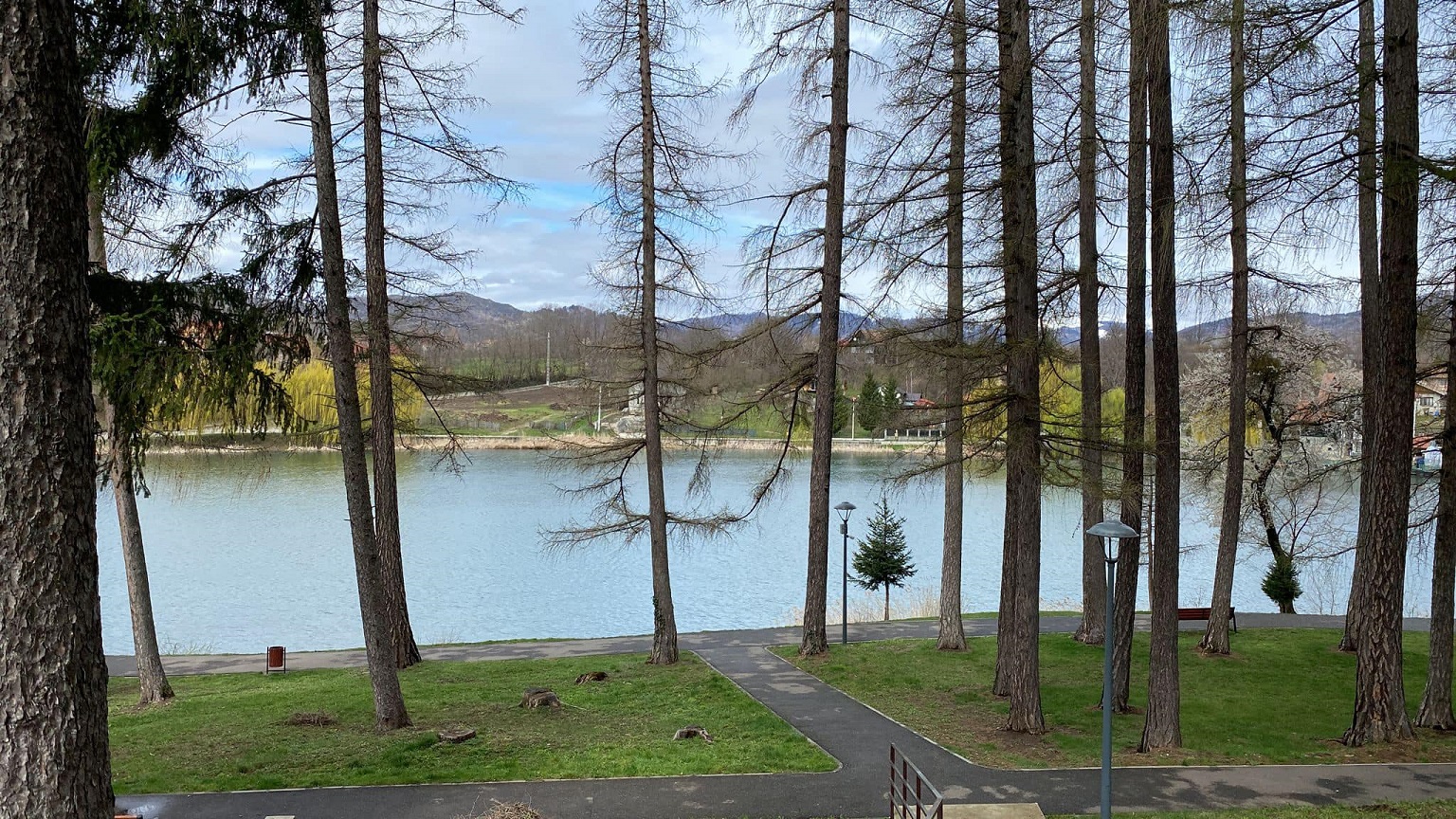 Lacul Brebu rămâne la Apele Române. Parlamentul a vrut să-l dea ...