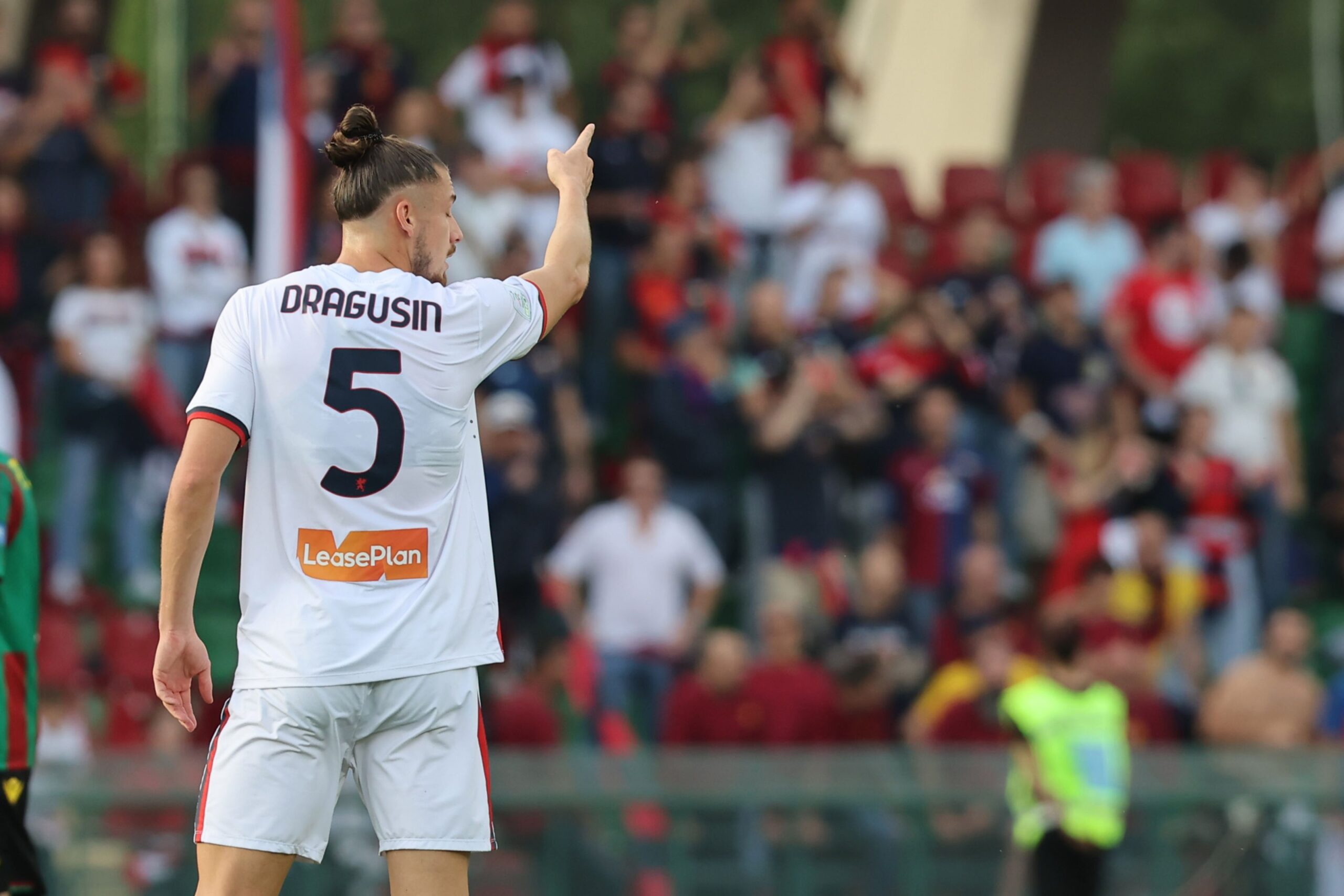 AC Milan va face o ofertă concretă pentru fundașul român Radu Drăgușin ...