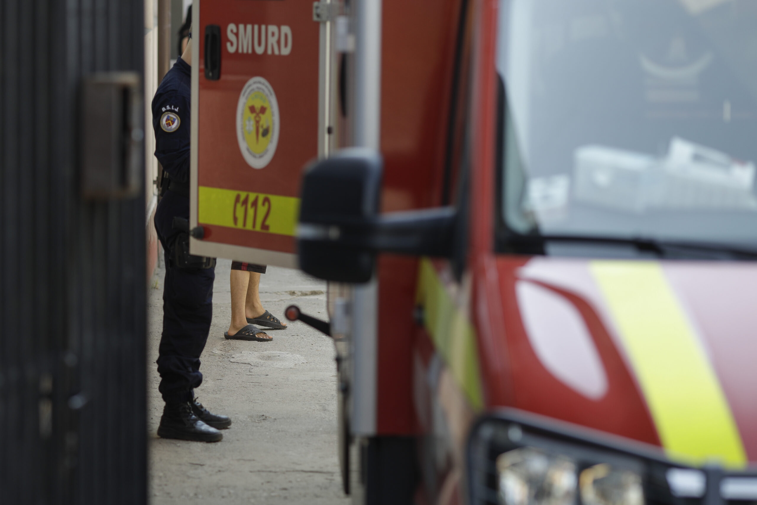 Ce spun colegele femeii care s-a aruncat de la etaj și a căzut peste un ...