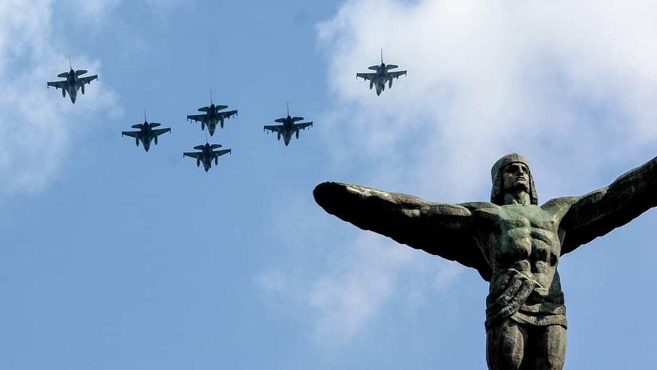 Avioane militare vor zbura pe cerul Capitalei - spotmedia.ro