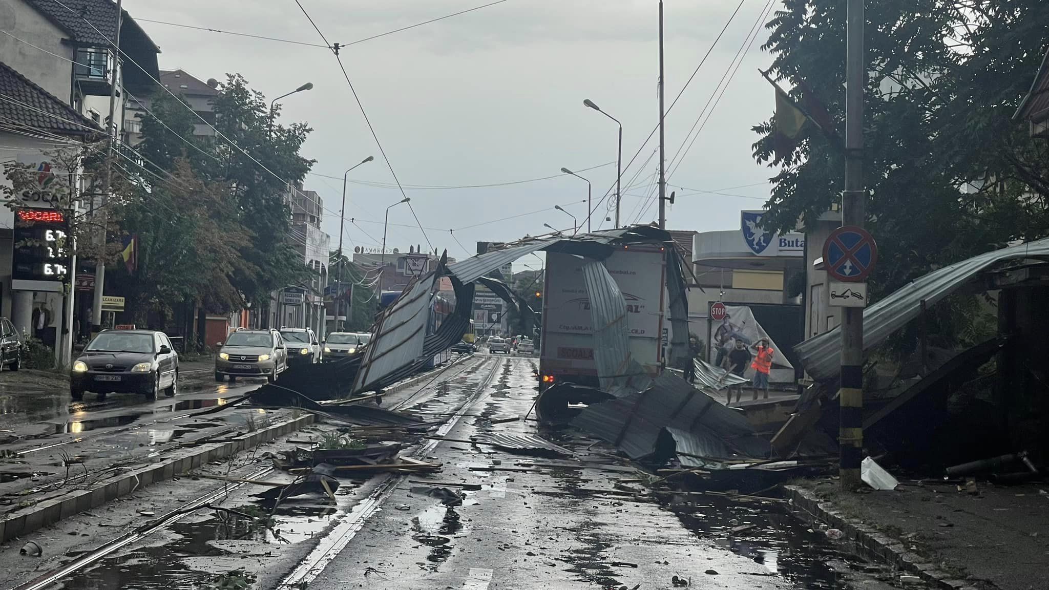 Codul roșu a făcut prăpăd la Oradea: Efectele unei furtuni ca o tornadă ...