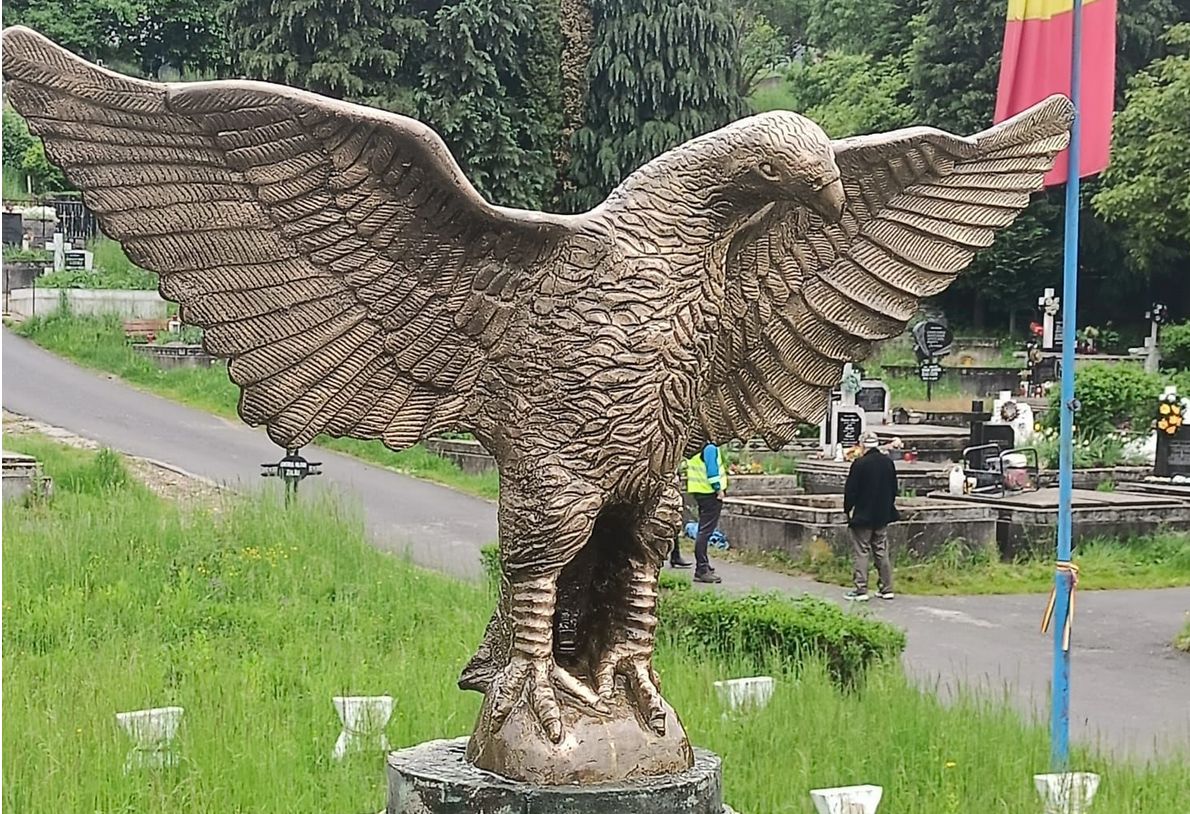 Sălaj: Vulturul de bronz din Cimitirul Eroilor, datând din 1925, a fost ...