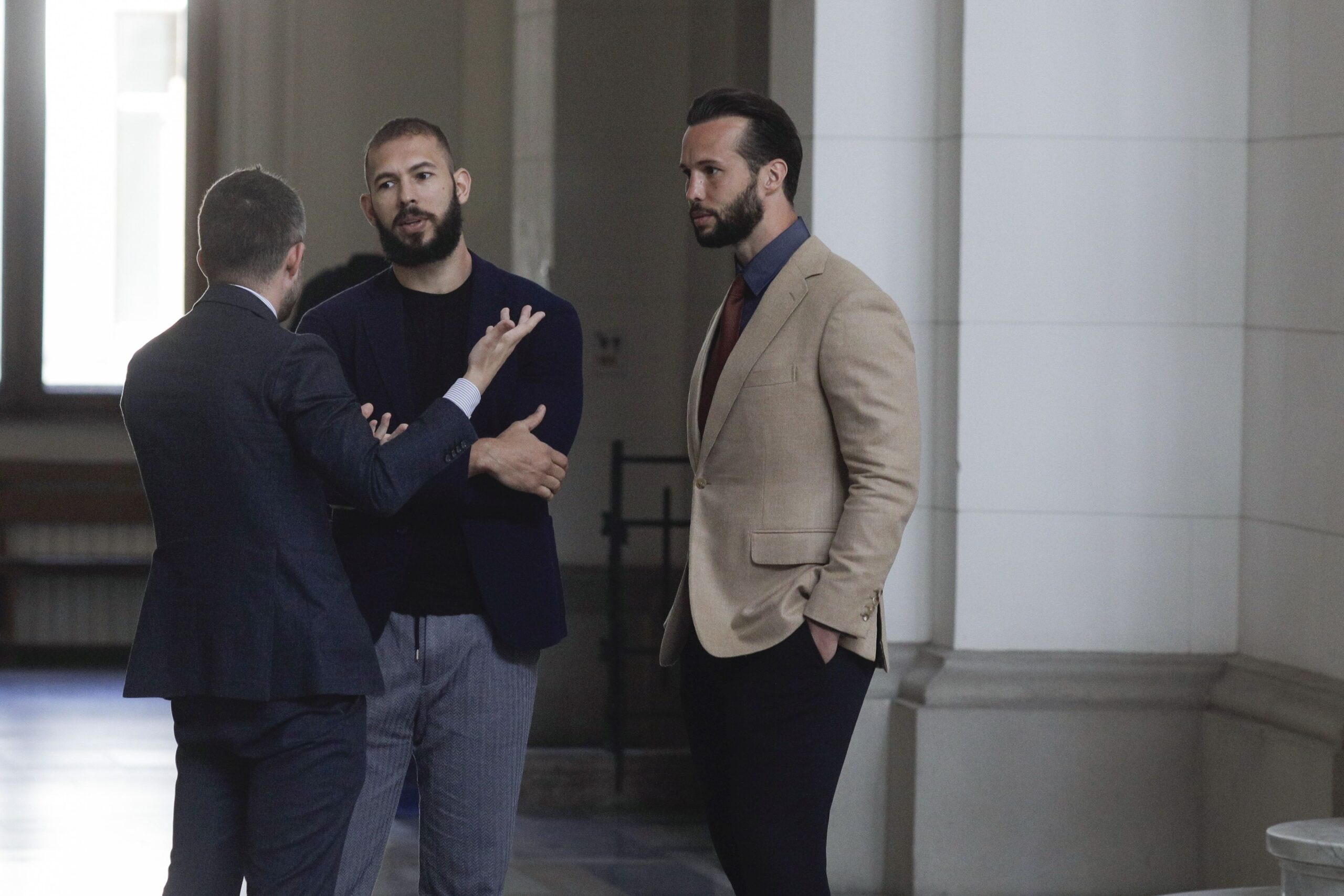 Frații Tate, lăsați să plece din România în Florida, cu un avion privat ...