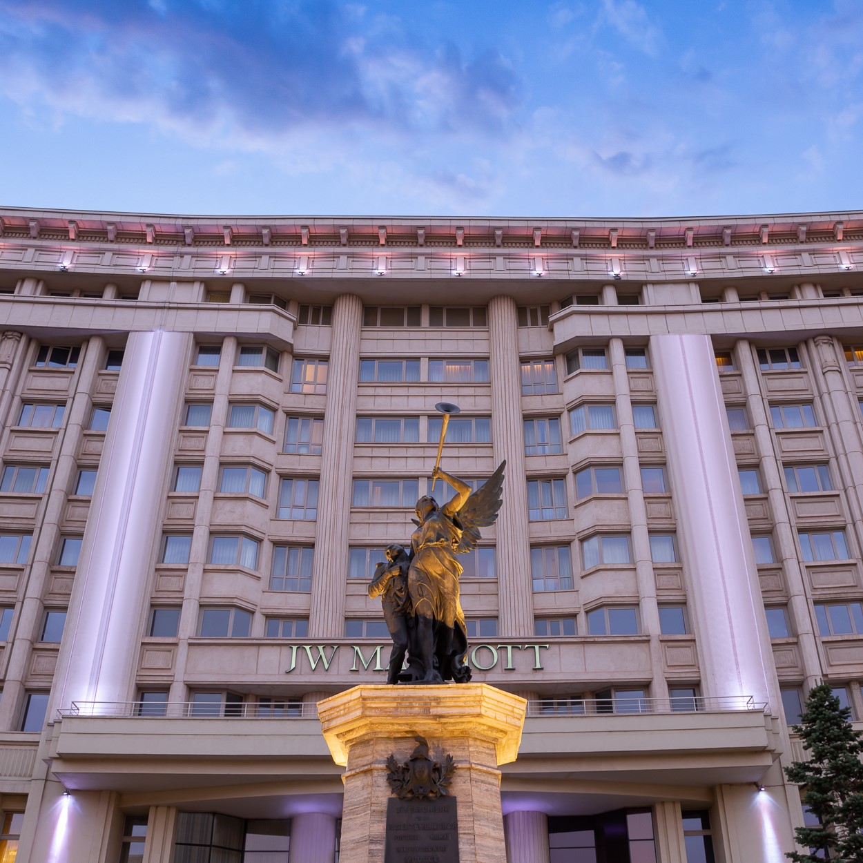 O femeie cazată la Marriott și-a abandonat într-o pungă copilul nou ...
