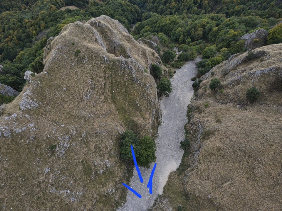 Oase umane și haine au fost găsite într-o zonă muntoasă din Vâlcea. Ar ...