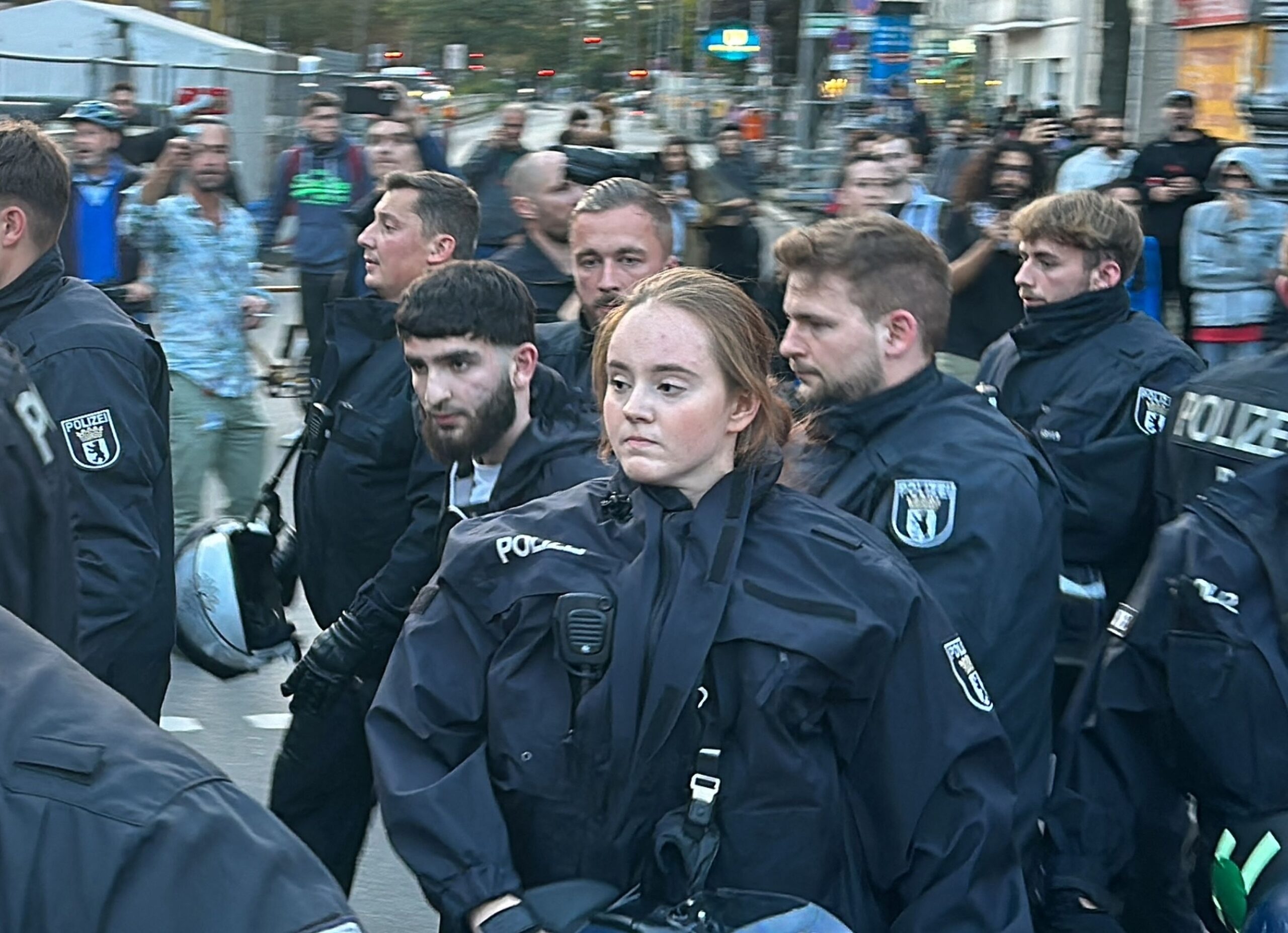 Haos pe străzile din Berlin: 65 de polițiști răniți, la o manifestație ...