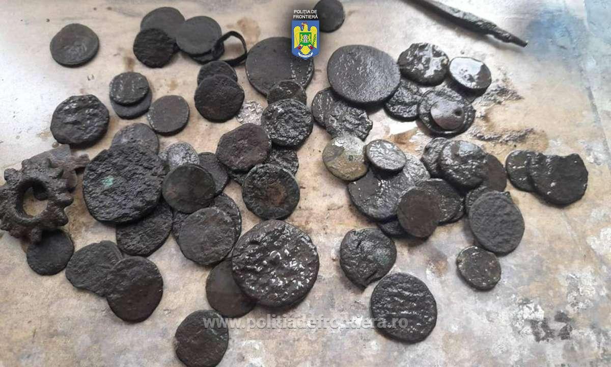 Zeci de monede din perioada romană și medievală, găsite de polițiști în ...