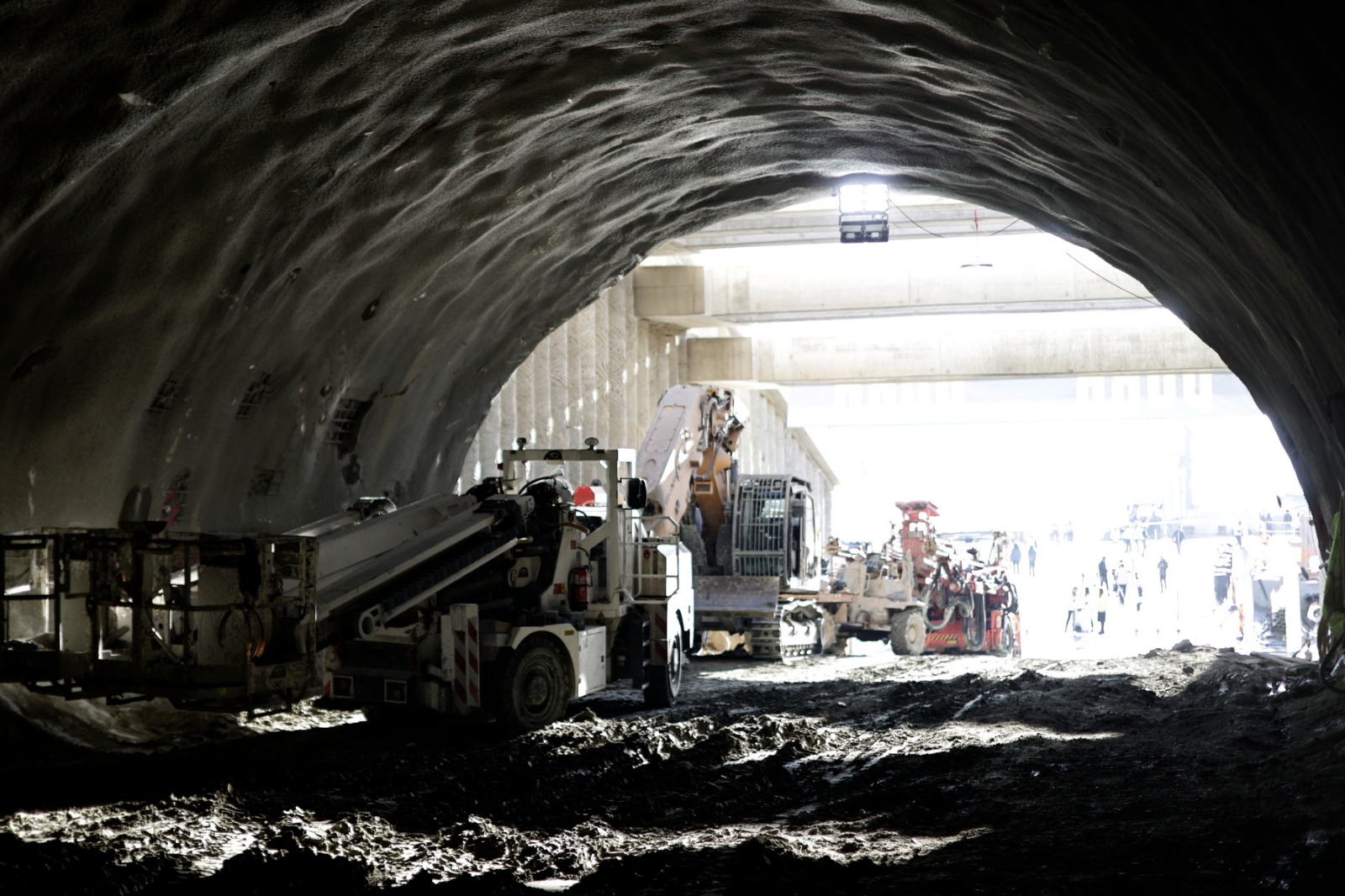 Au început lucrările la primul tunel forat în stâncă pe o autostradă ... Au început lucrările la primul tunel forat în stâncă pe o autostradă ...