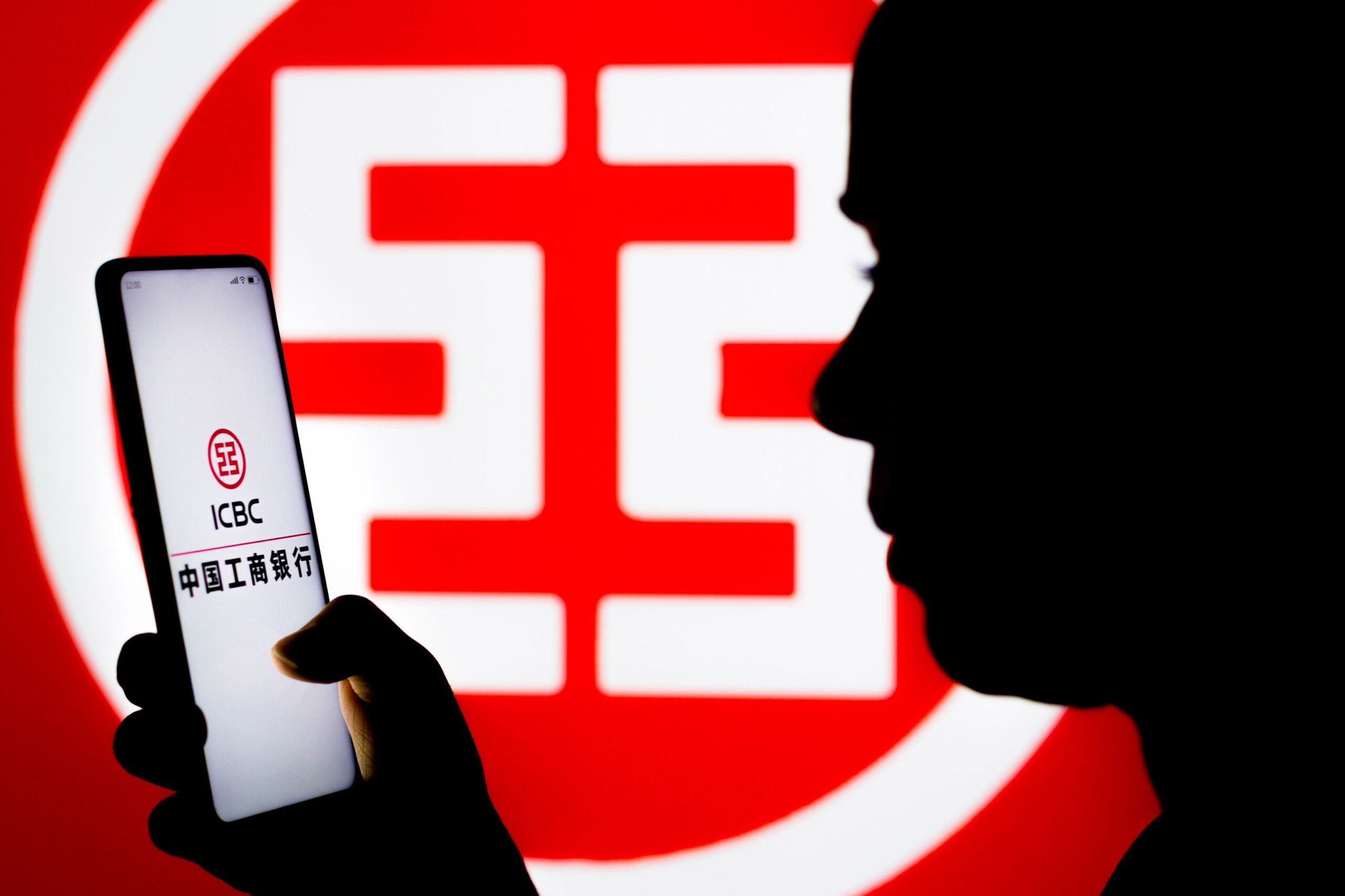 Cea mai mare bancă din lume, forțată să tranzacționeze cu un stick USB ...