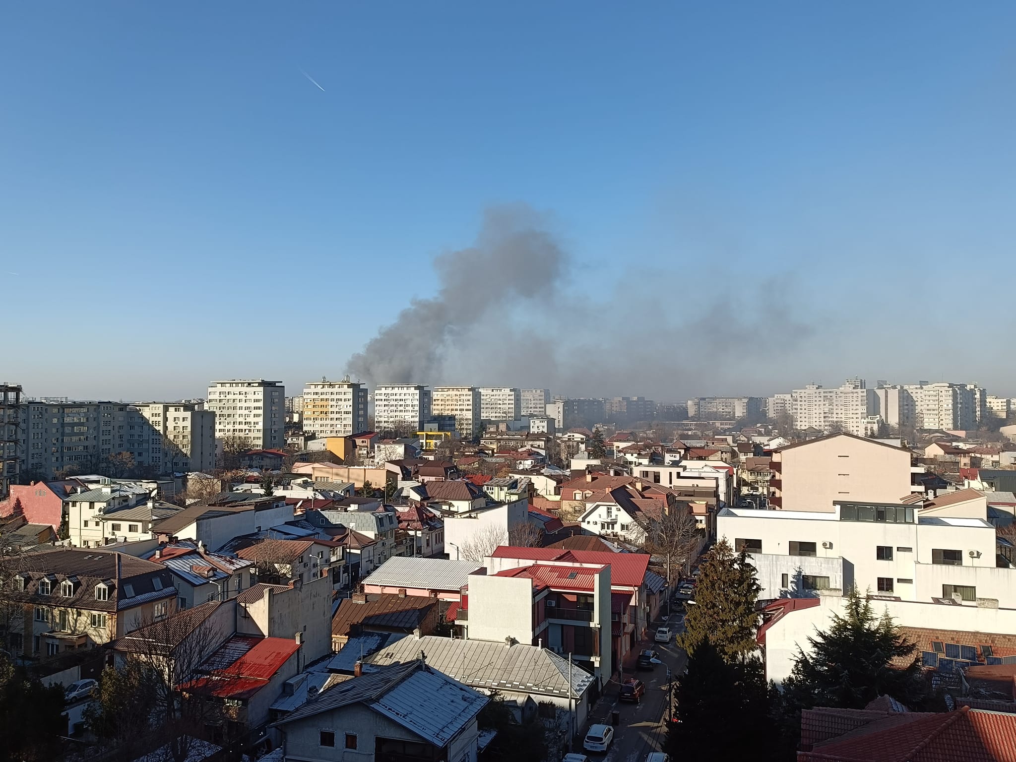 Incendiu puternic între Gara Basarab și Podul Grant. A fost emis mesaj ...