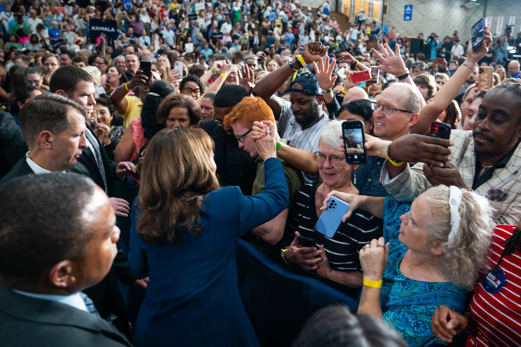 Kamala Harris își continuă campania-fulger: Câștigă teren în statele ...