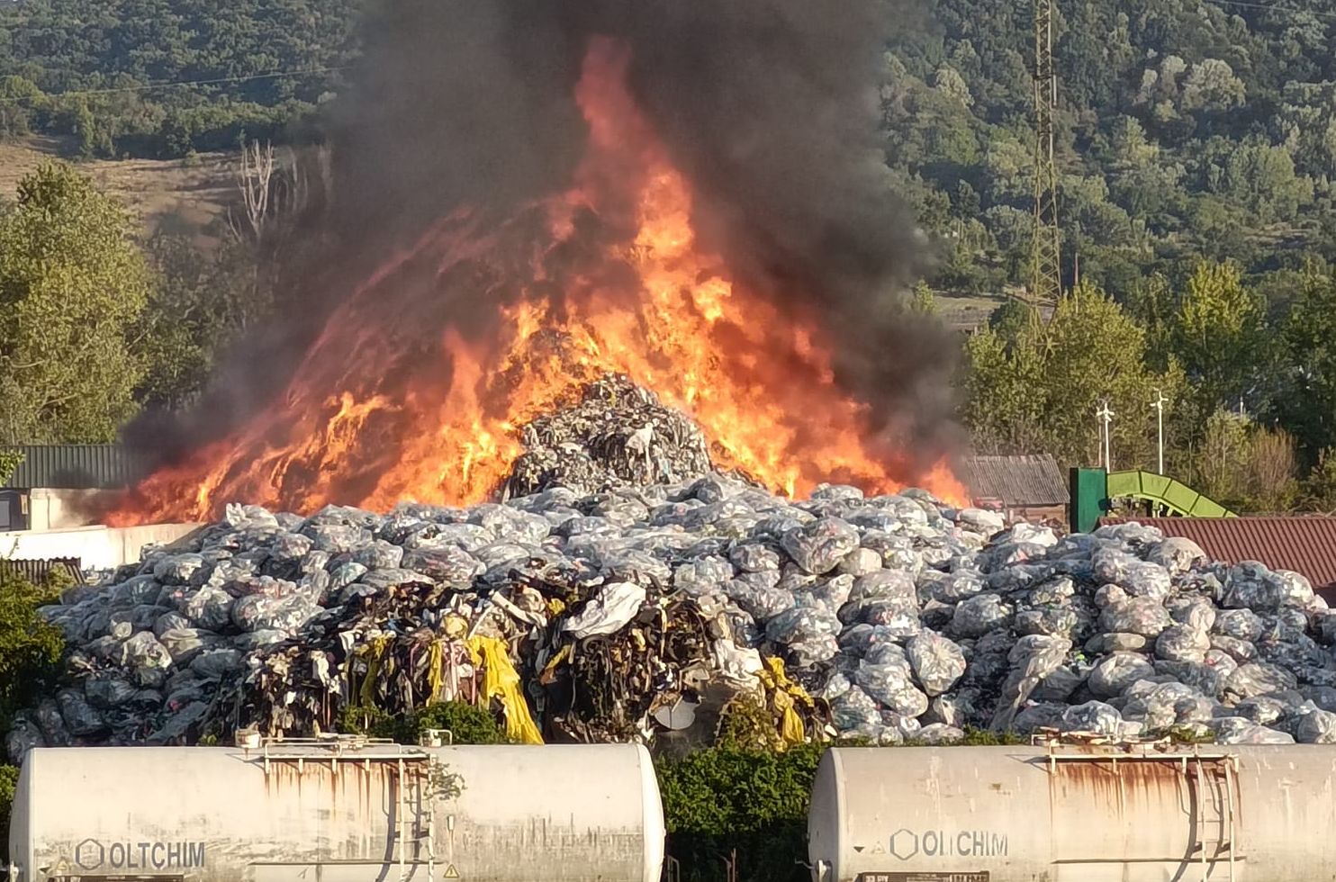 După opt zile, incendiul de pe platforma Oltchim a fost lichidat ...