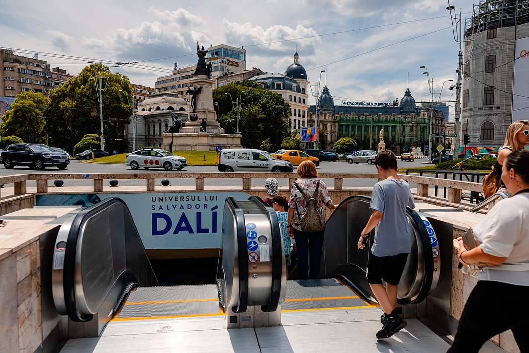 Toate scările rulante din Pasajul pietonal de la Piața Universității au ...