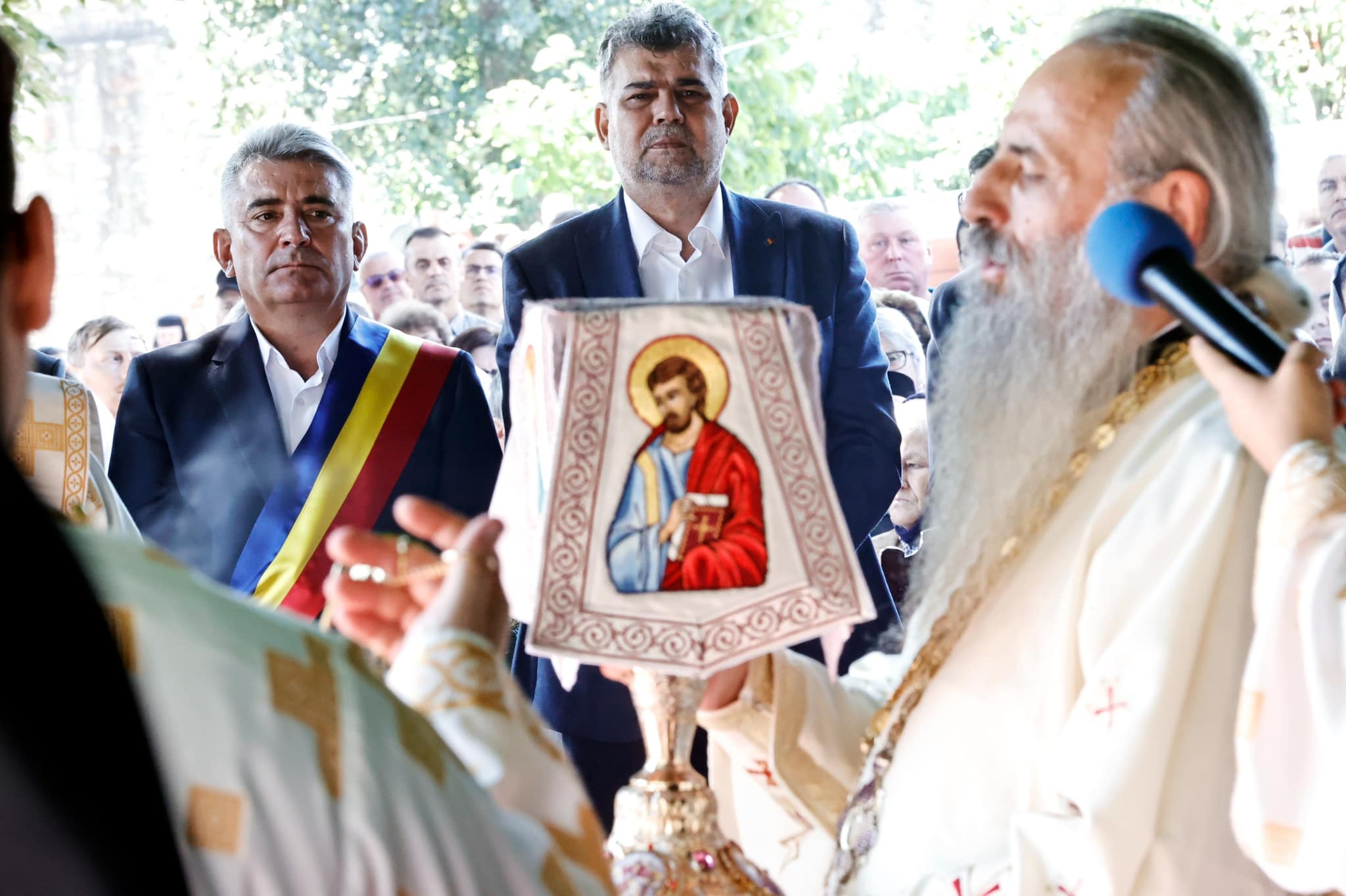 Ciolacu s-a dus de Sf. Maria la mânăstirea Văratec: Slujba a fost ...