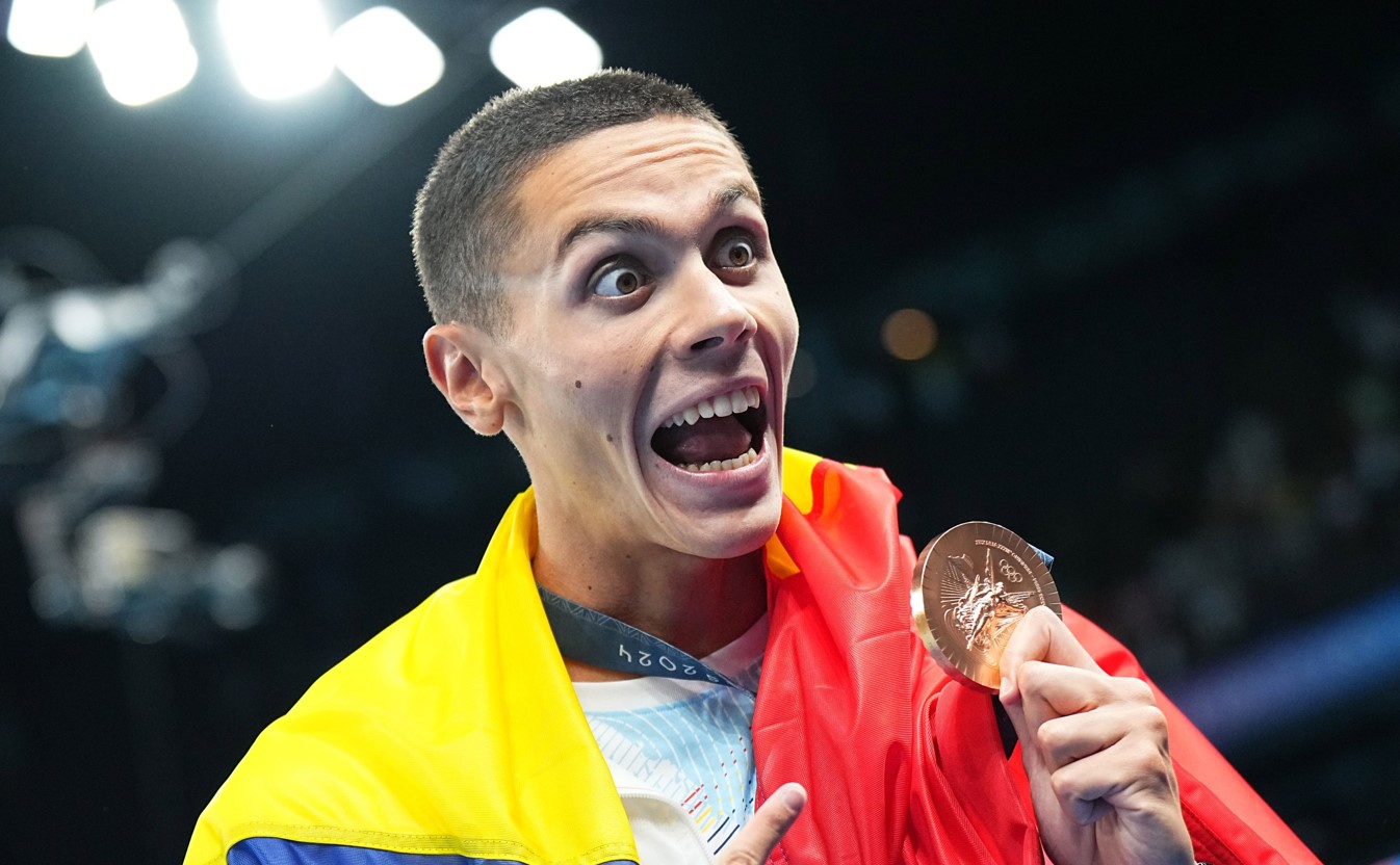 Maghiarul Nandor Nemeth, după ce David Popovici i-a suflat medalia cu o ...