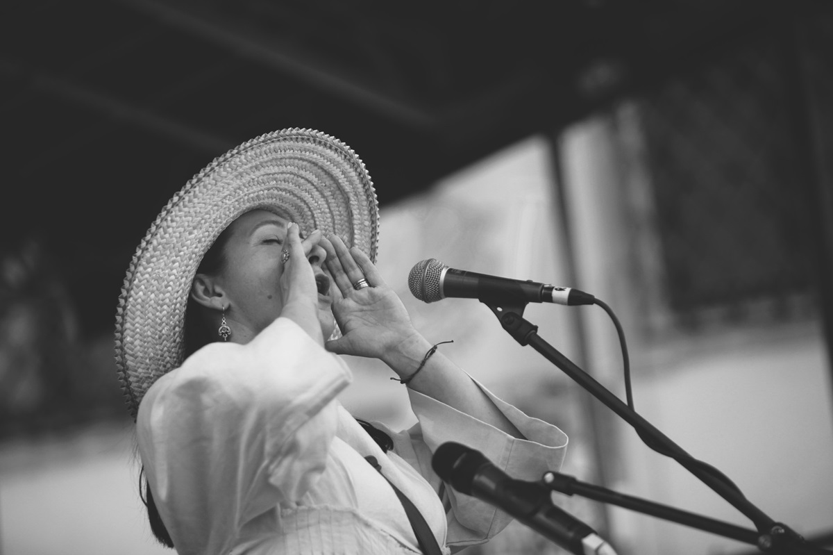 Doina românească răsună la Grădina Botanică. E generația Z la un click ...