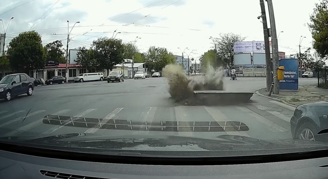 Momentul în care o țeavă de gaze explodează lângă o trecere de pietoni ...