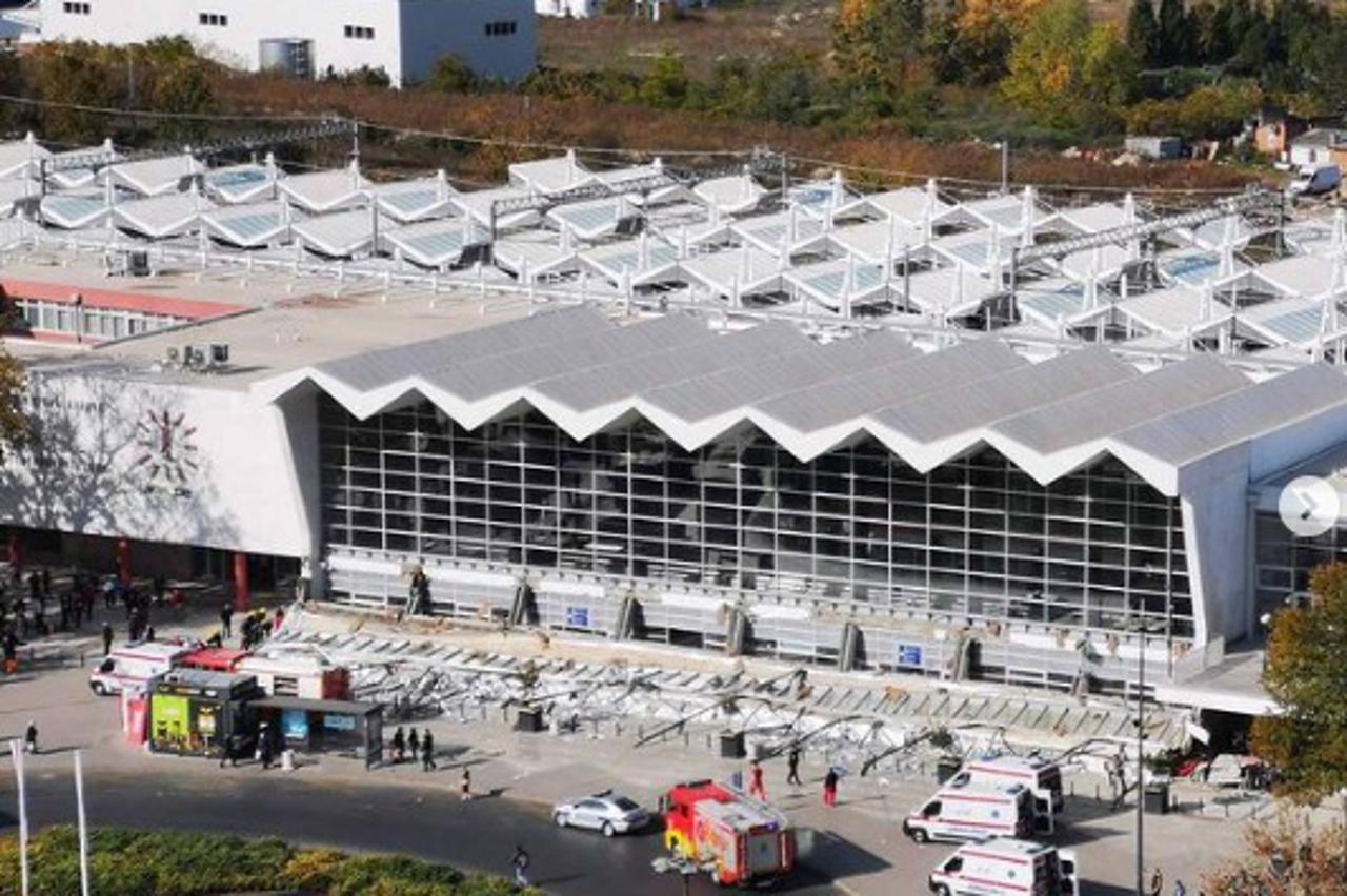 Proteste violente în Serbia după prăbușirea acoperișului în gara Novi ...