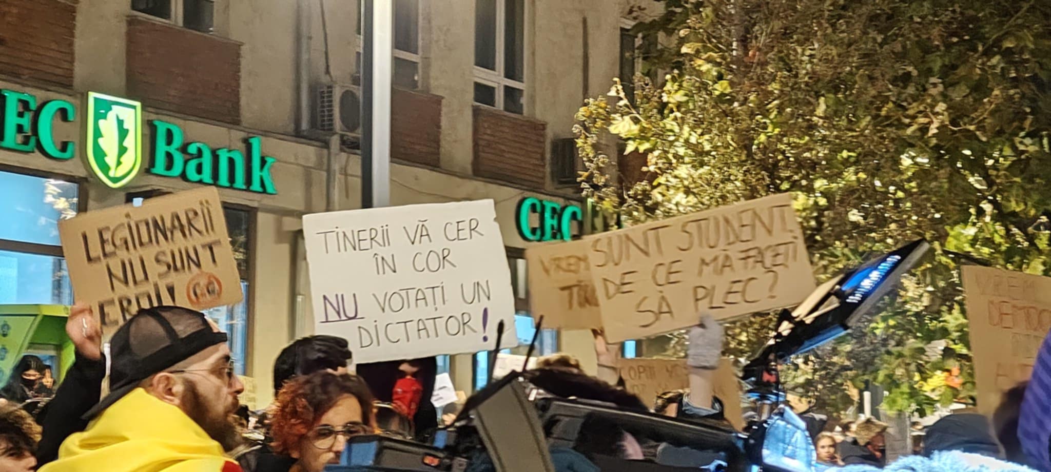 O nouă seară de proteste ale tinerilor din marile orașe. La București ...