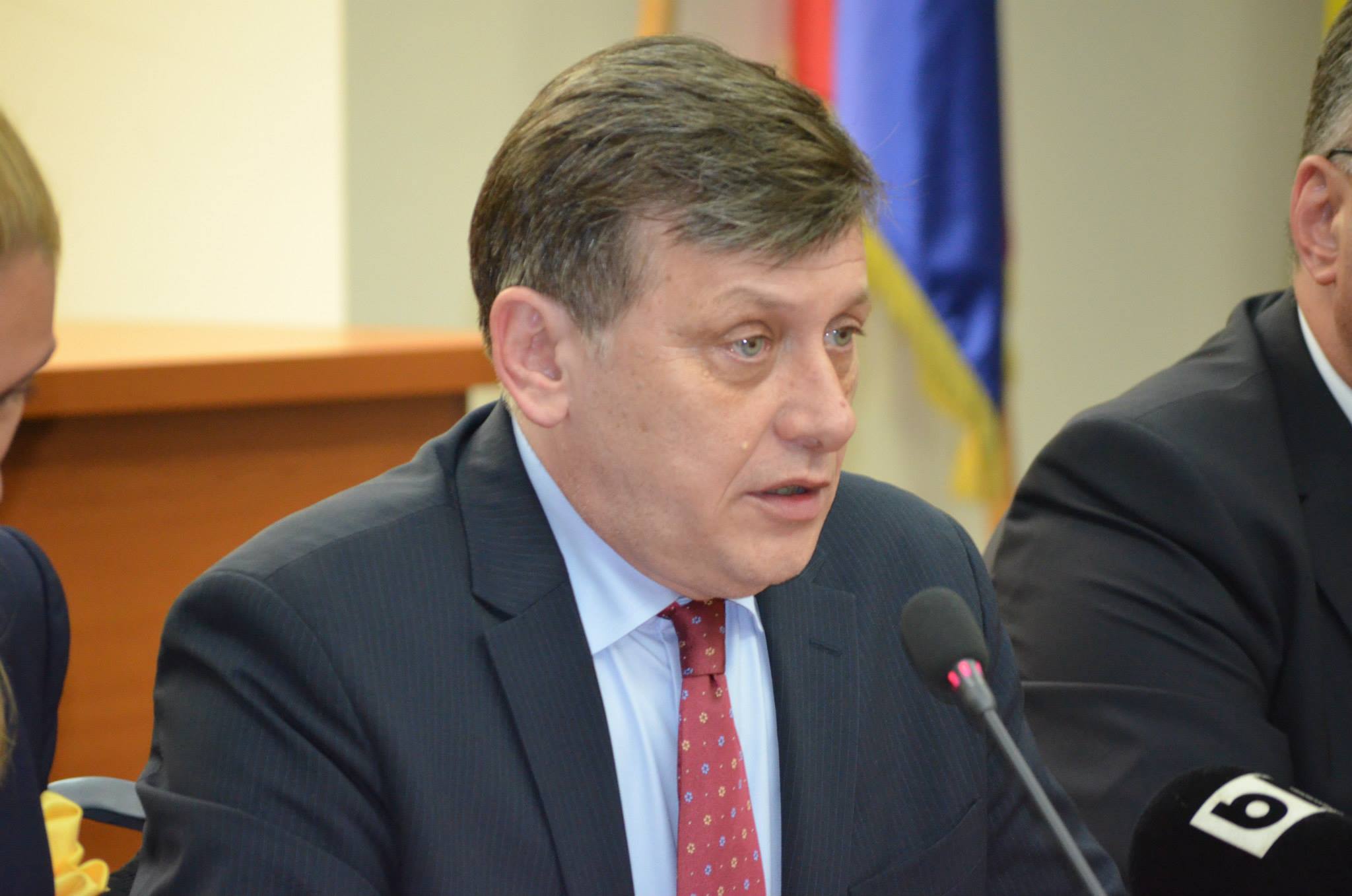 Crin Antonescu anunță că își suspendă candidatura la prezidențiale ...