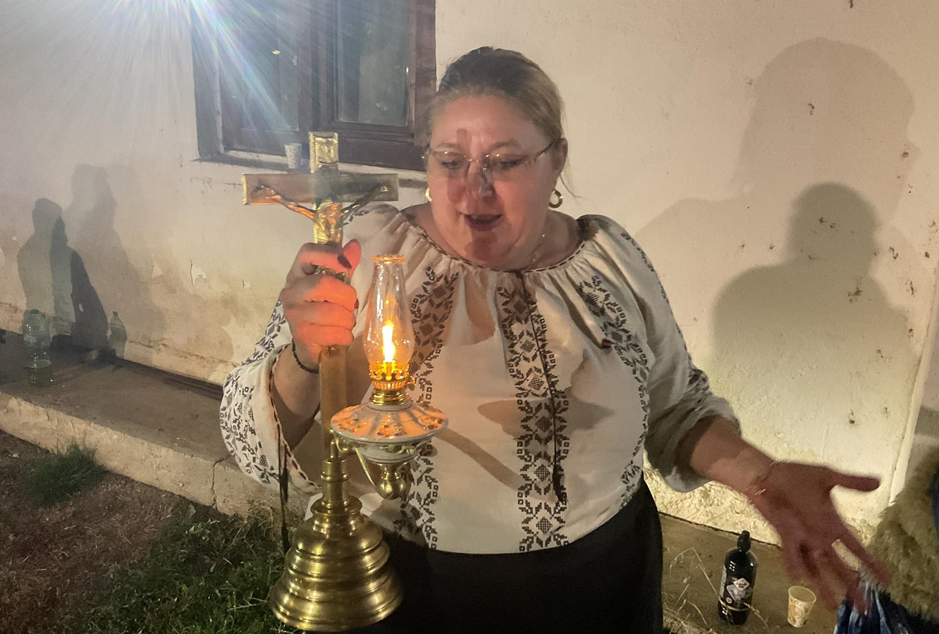 Șoșoacă l-a comemorat pe Corneliu Zelea Codreanu la troița din Tâncăbești. Poliția a deschis ...