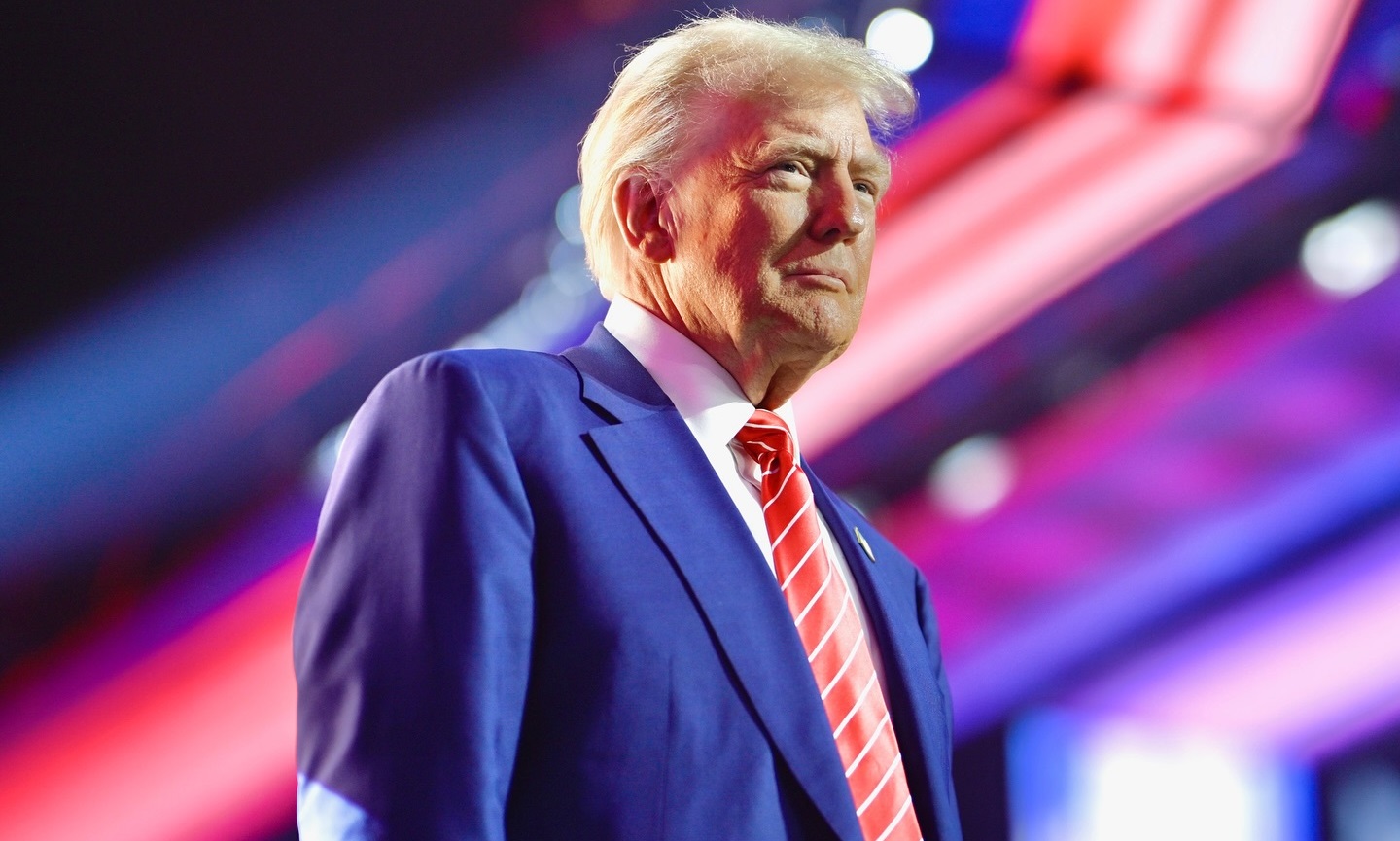 Experts in photography: Trump's official portrait conveys something ...