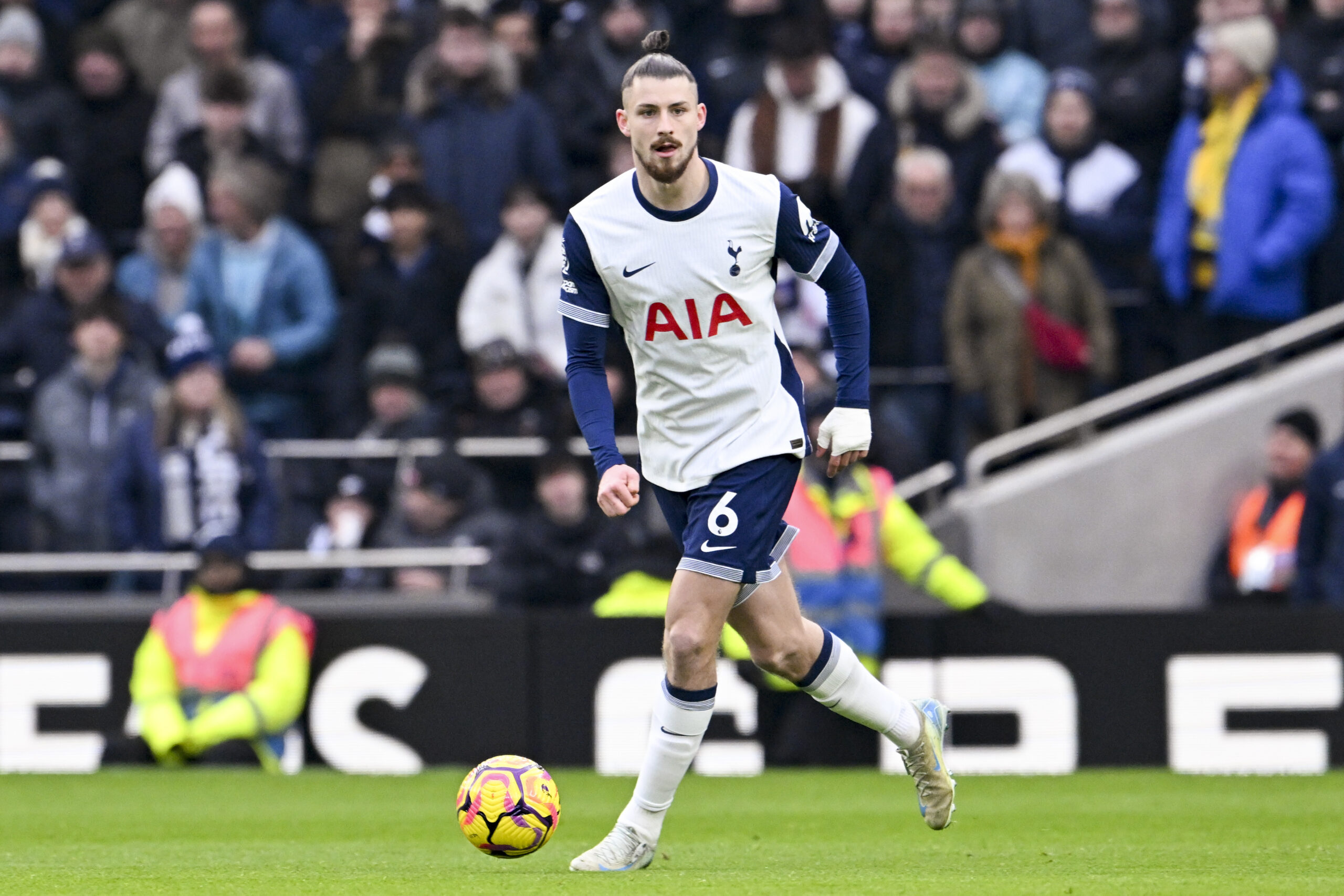 Se întețesc ofertele pentru Radu Drăgușin. Încă două echipe din Premier ...