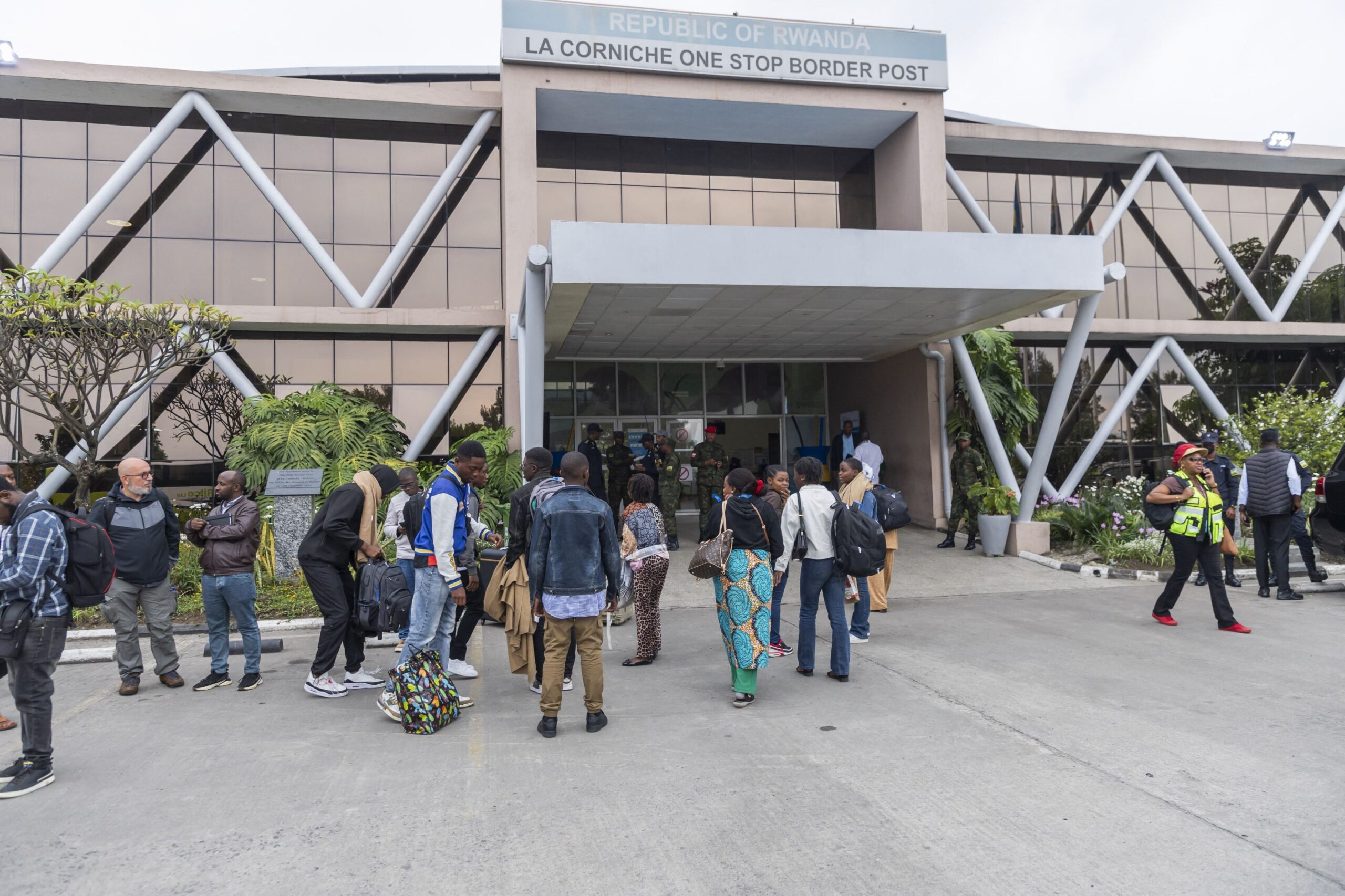 Imagini cu mercenarii români din Congo, care s-au predat și au fost ...