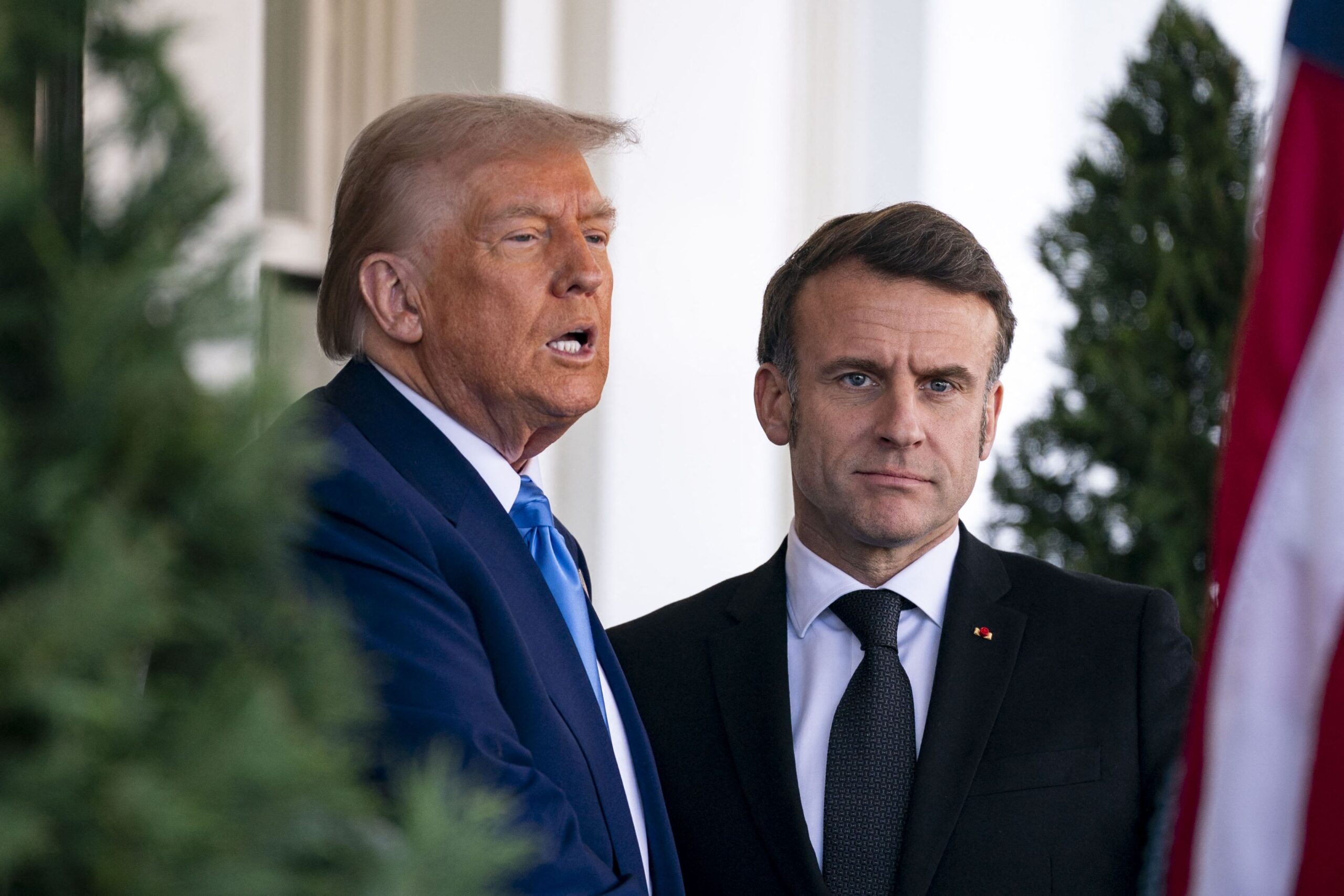 O nouă strângere de mână mai puțin obișnuită între Macron și Trump s-a ...