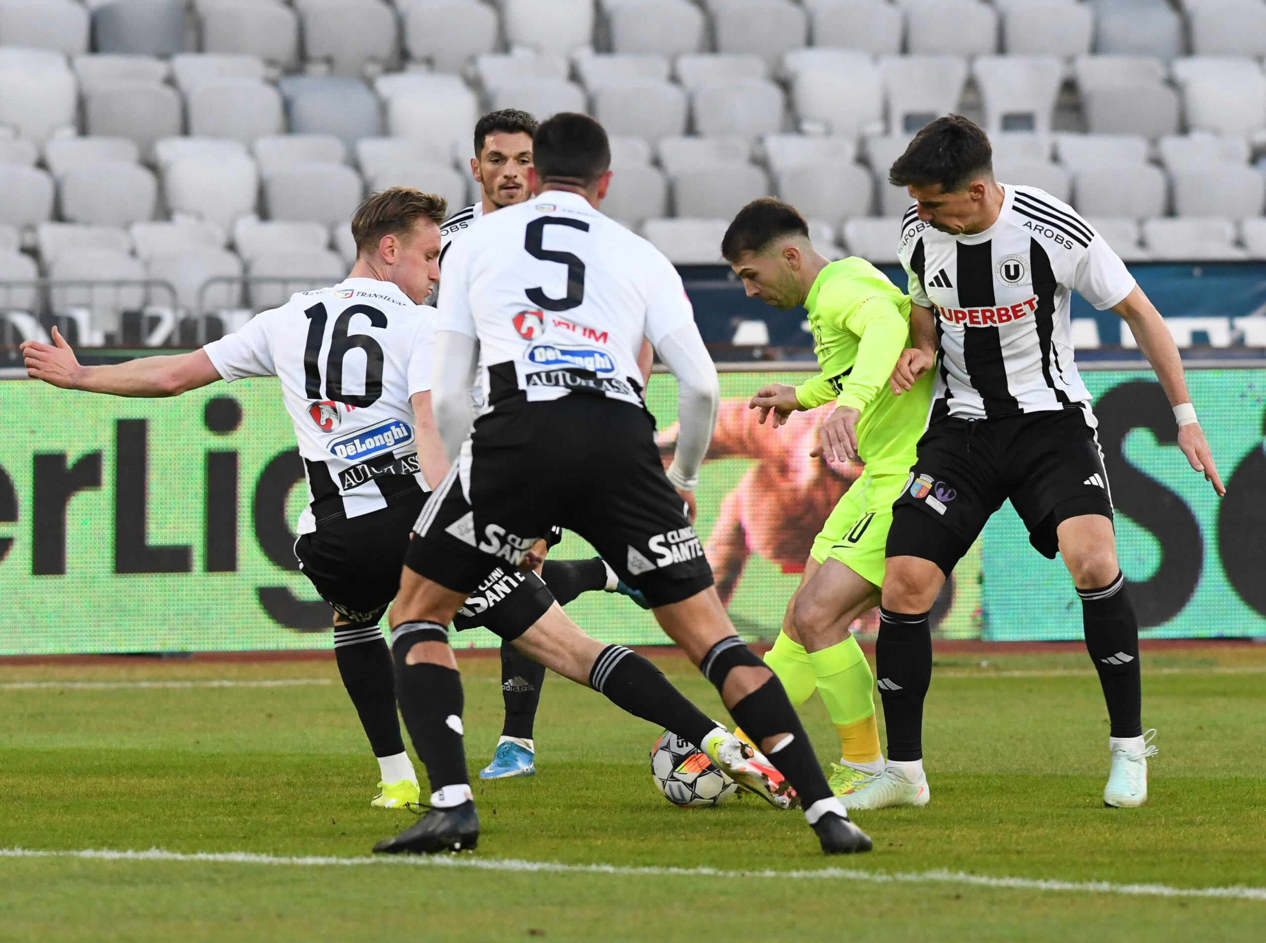 Superliga: U Cluj se încurcă pe teren propriu de Poli Iași deși ...