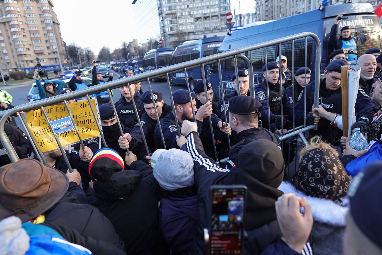 Violent protest in Bucharest. The "sovereigntists" threw firecrackers ...